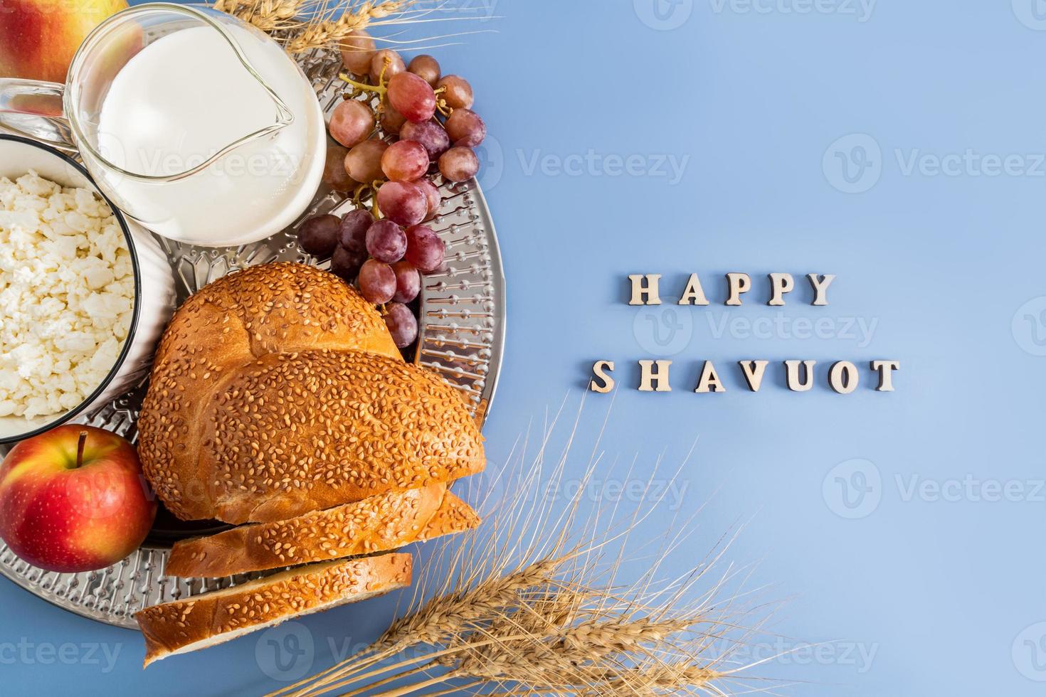el primavera fiesta de el judios de shavuot. un festivo tarjeta con tradicional comida y orejas ...