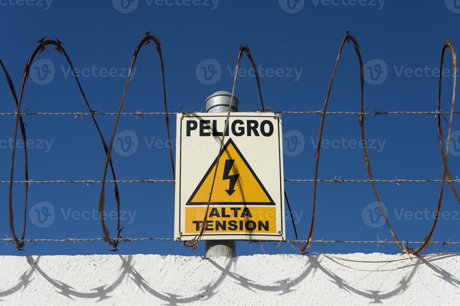 peligro alta tension danger high voltage spanish 20439021 Stock Photo ...