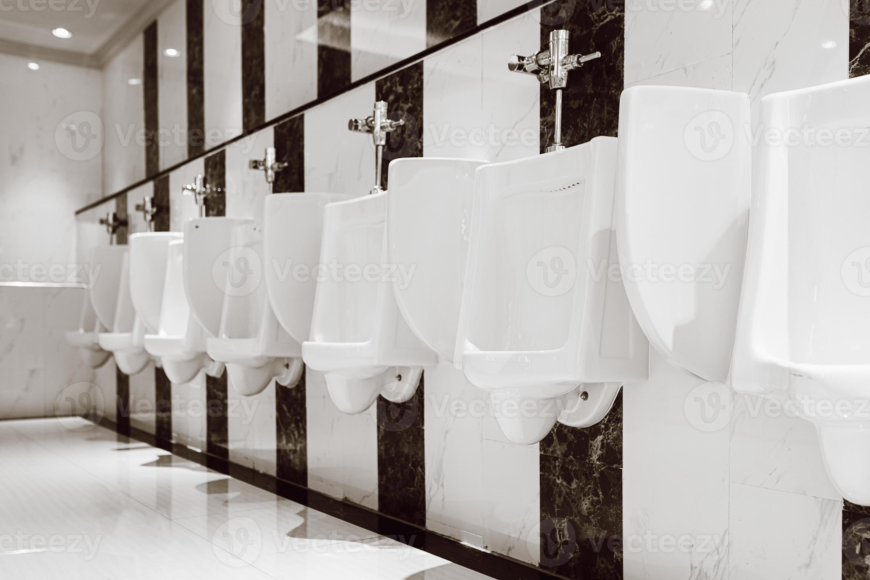 vacío público de caballeros baño baño. cuidado de la salud y higiene. público baños concepto ...