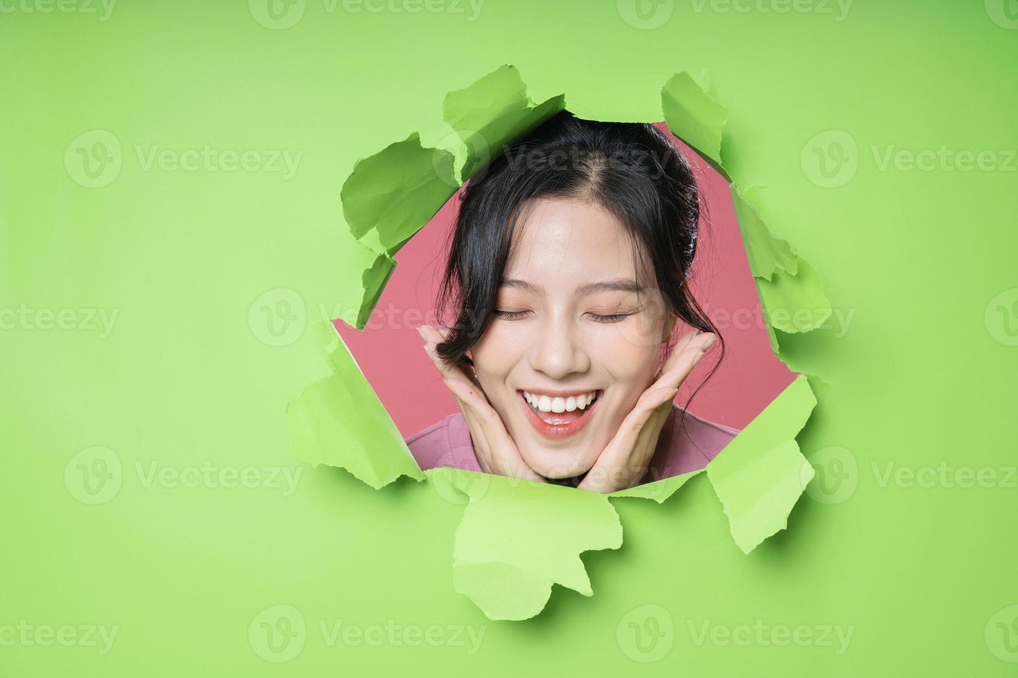 The picture of the girl sticking her head through the hole in the background 20507118 Stock ...