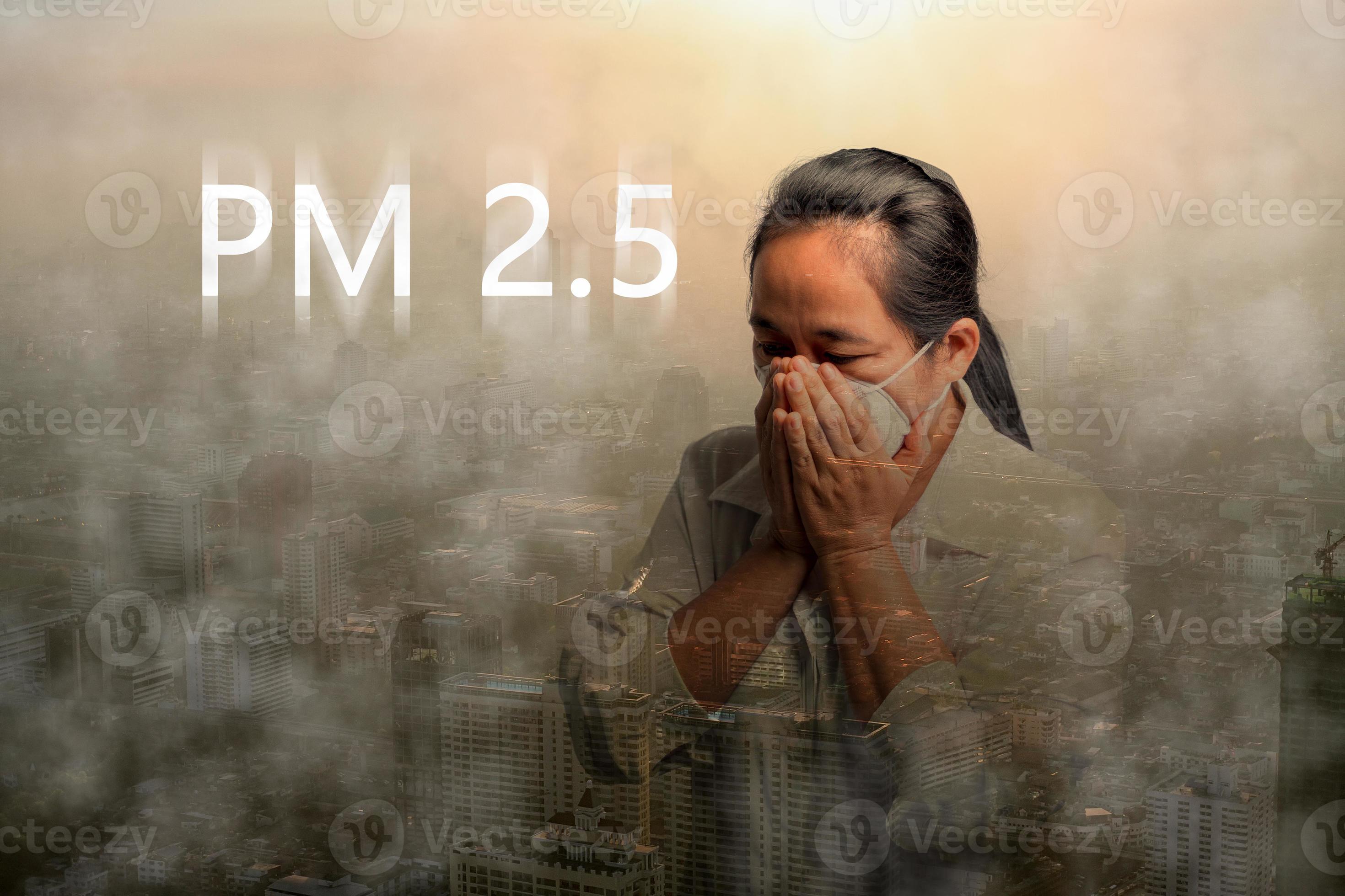 mujer con máscara de protección respiratoria n95 pm 2.5 contra la contaminación del aire y las ...