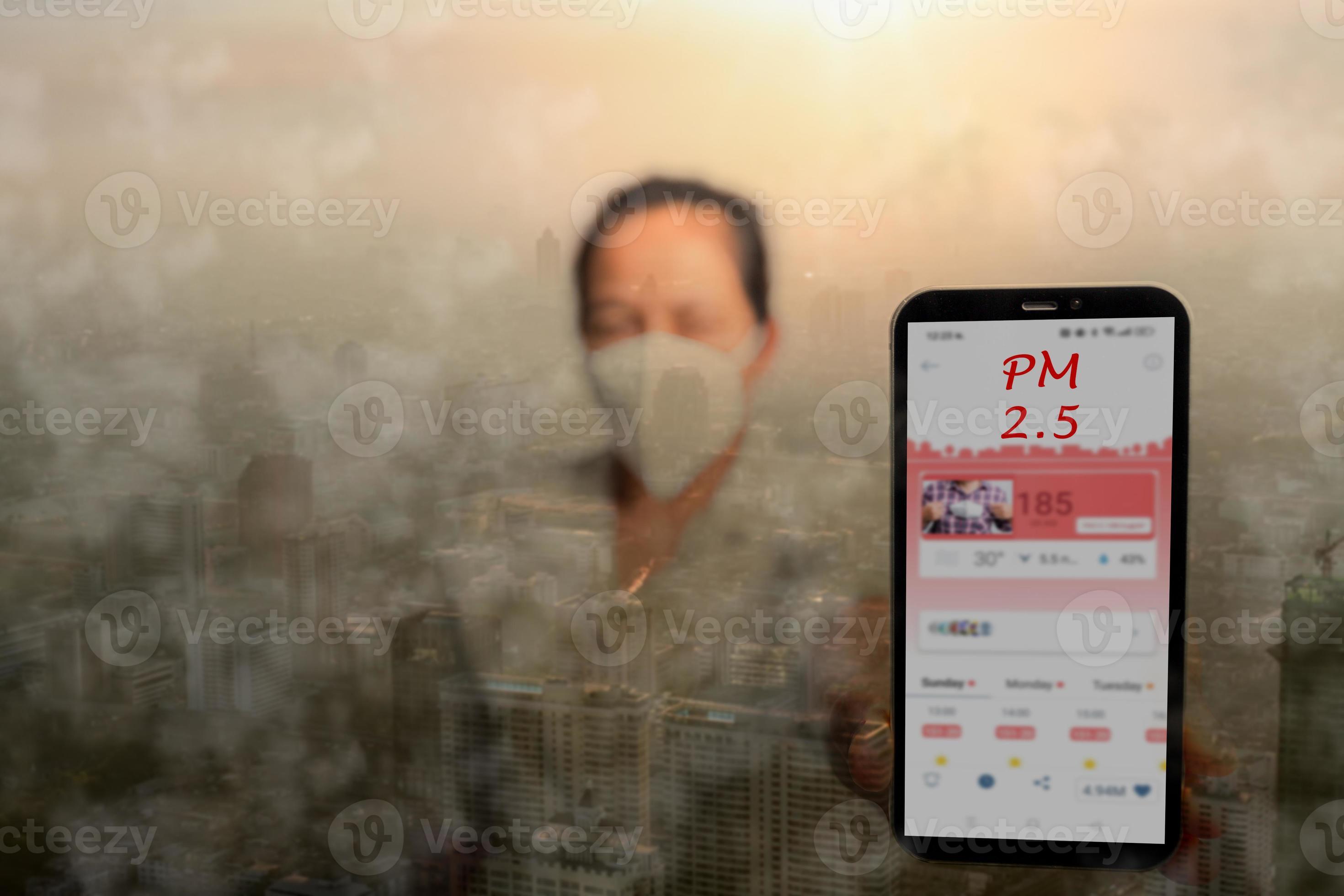 mujer con máscara de protección respiratoria n95 pm 2.5 contra la contaminación del aire y las ...