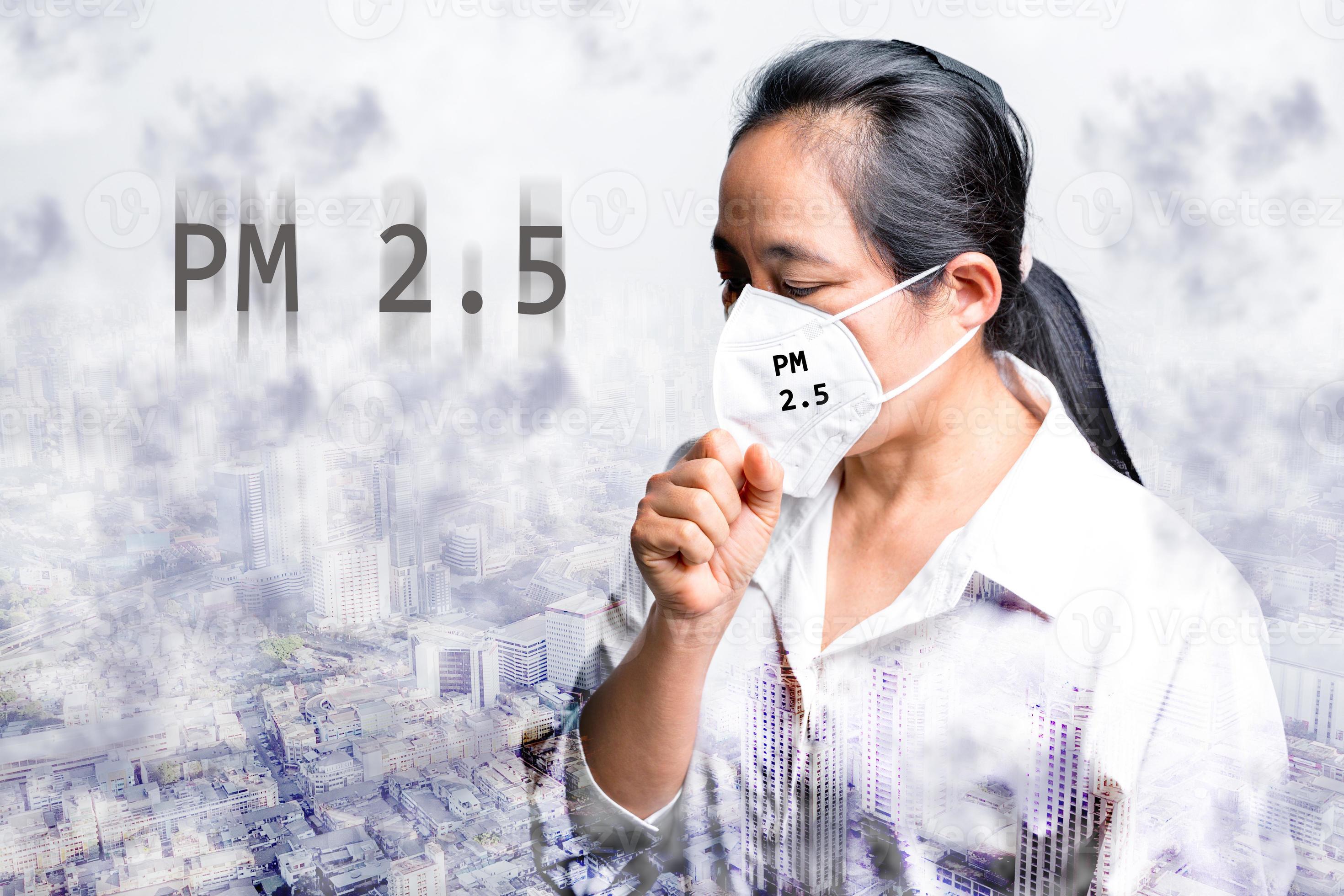 mujer con máscara de protección respiratoria n95 pm 2.5 contra la contaminación del aire y las ...