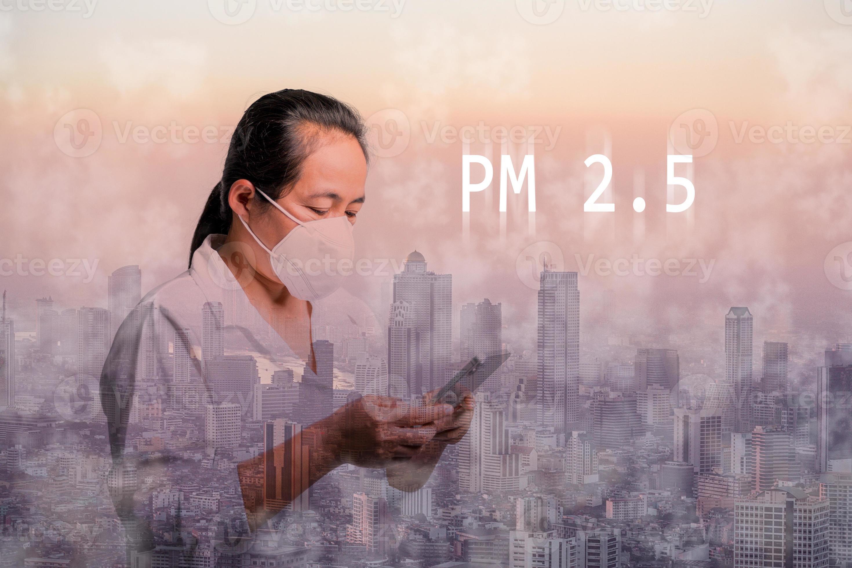 mujer con máscara de protección respiratoria n95 pm 2.5 contra la contaminación del aire y las ...