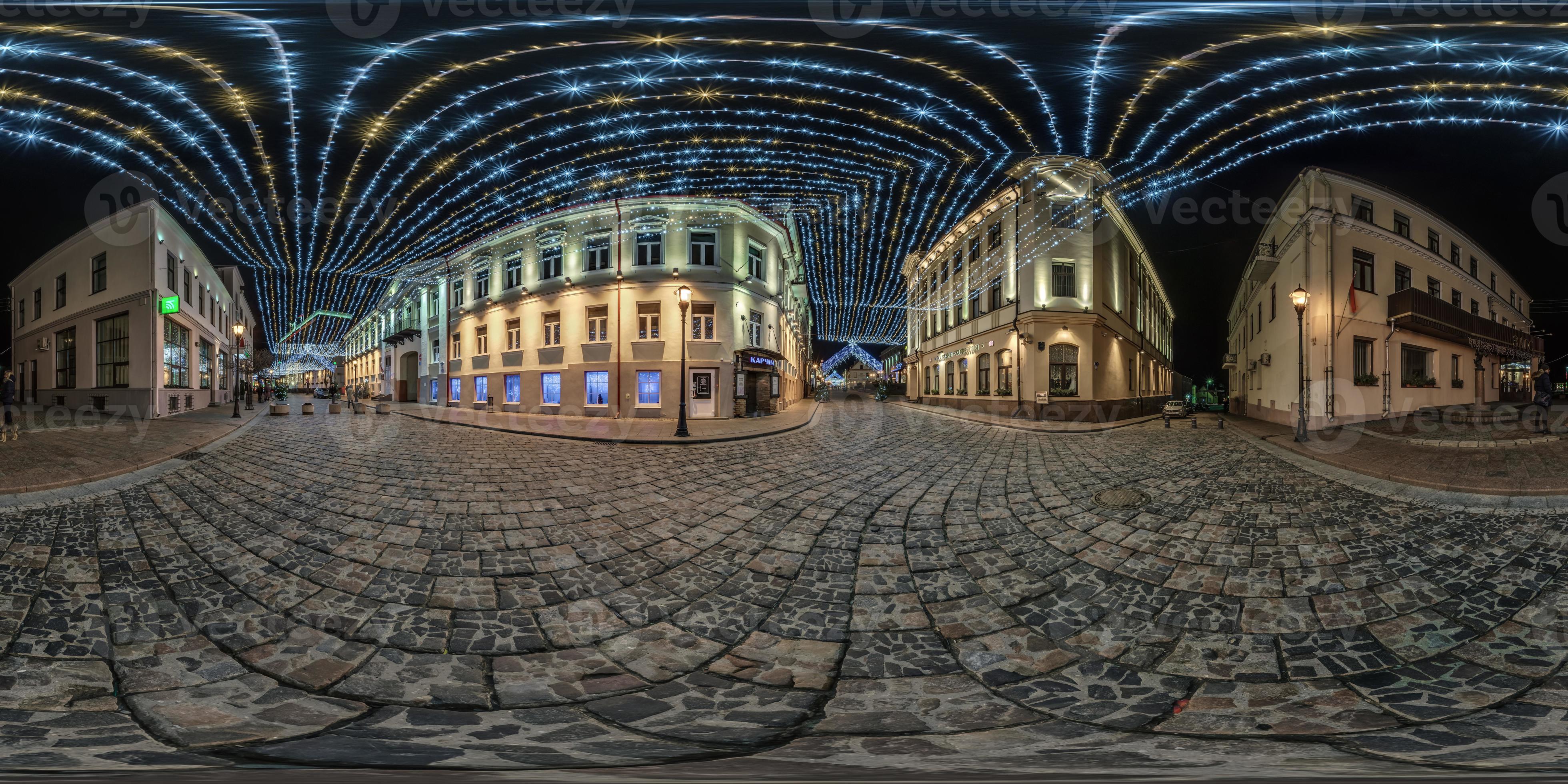 panorama esférico de noche transparente hdr 360 en calle peatonal con pavimento de piedra del ...