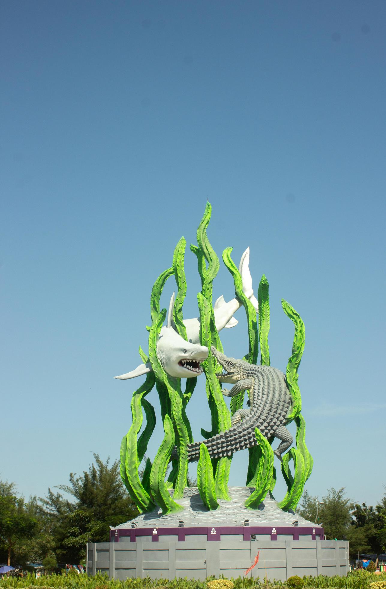 Suro and Boyo statues in Suroboyo Park, Taman Suroboyo, Surabaya 21397472 Stock Photo at Vecteezy