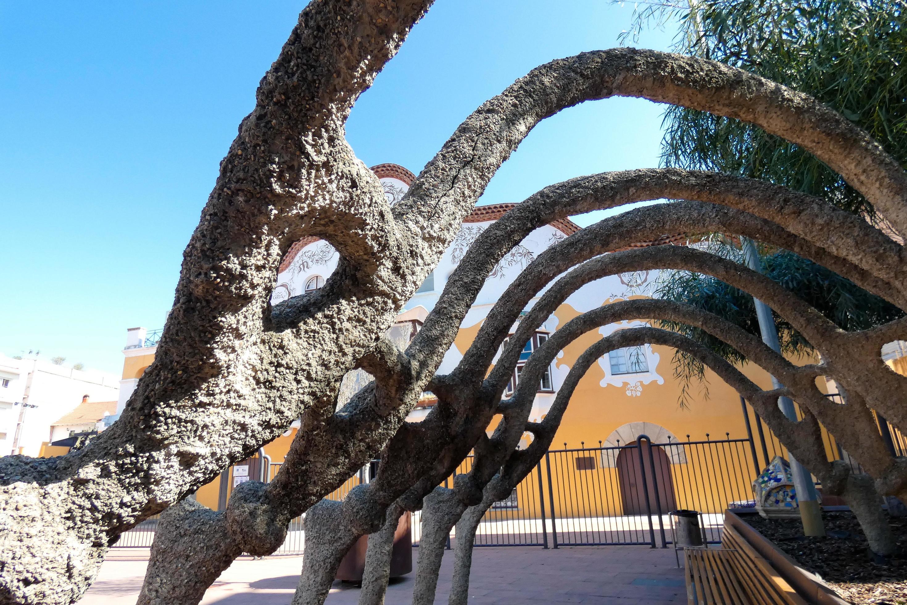 modernism, architectural style of the late 19th and early 20th century in which straight lines ...