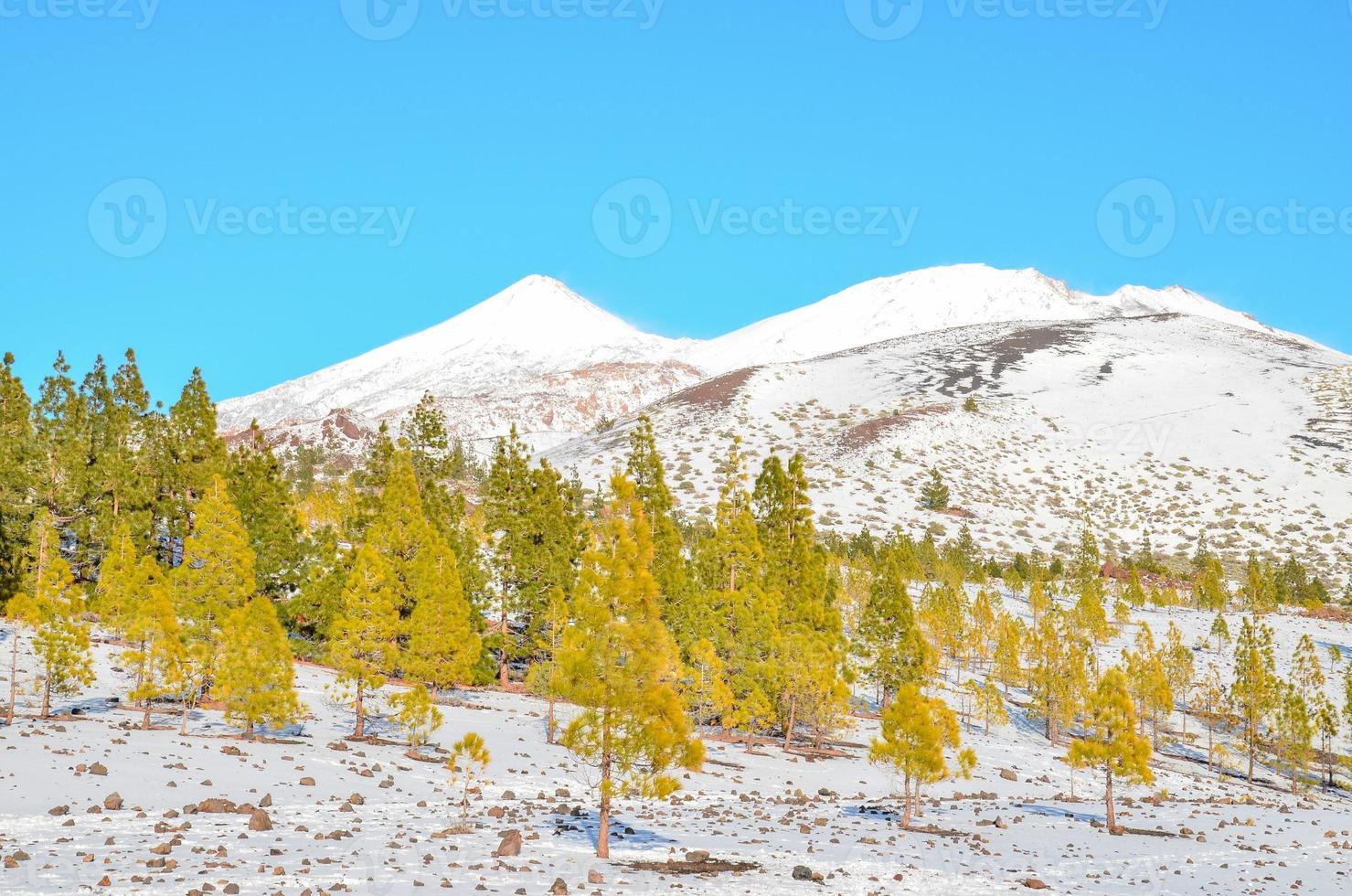 Snowy mountain peak view 21626380 Stock Photo at Vecteezy