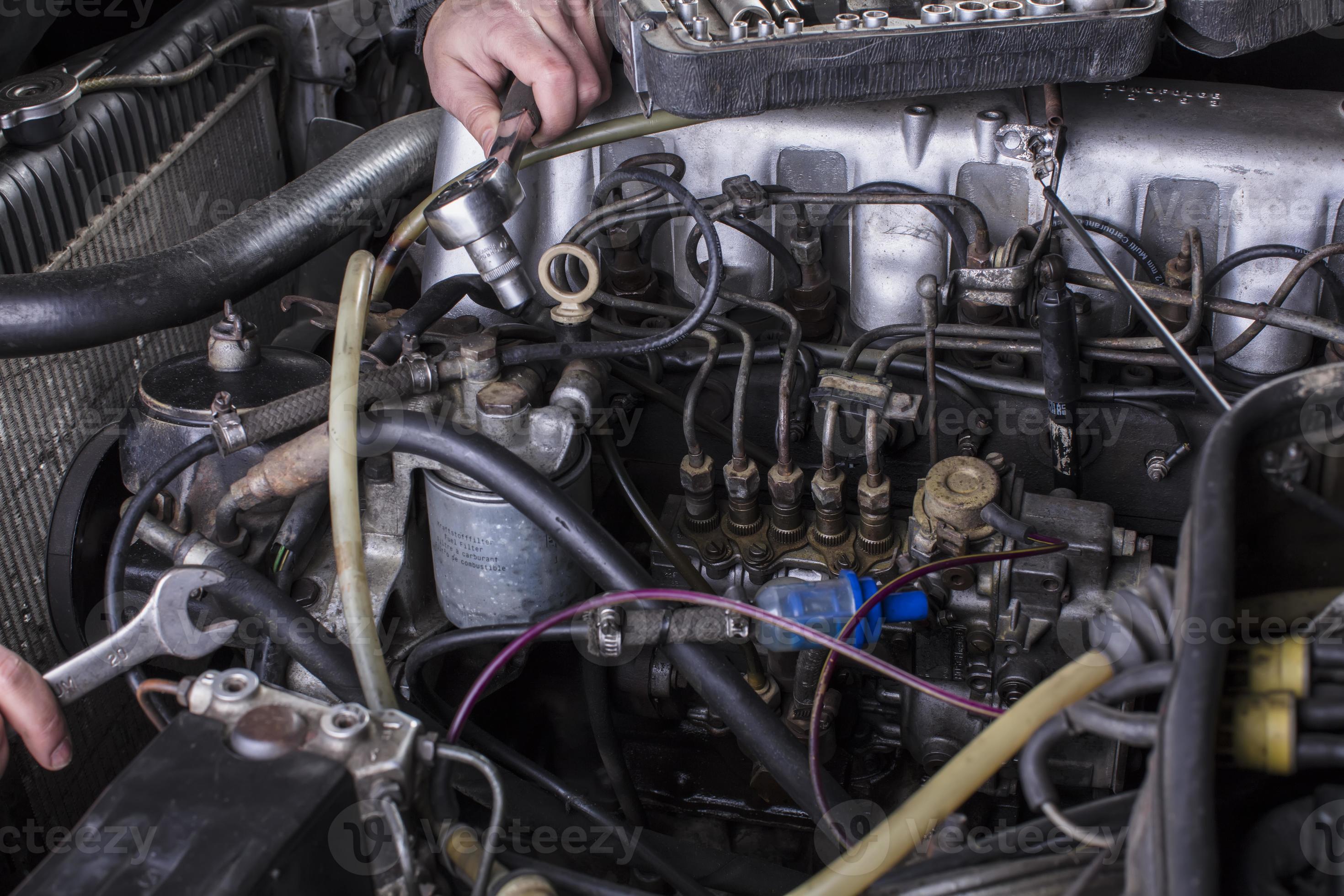 coche motor reparar. diesel motor servicios. manos con un mecánico con ... coche motor reparar. diesel motor servicios. manos con un mecánico con ...