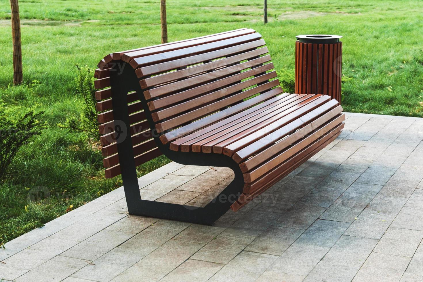 moderno parque banco y residuos compartimiento hecho de de madera tablones 22165968 Foto de ...