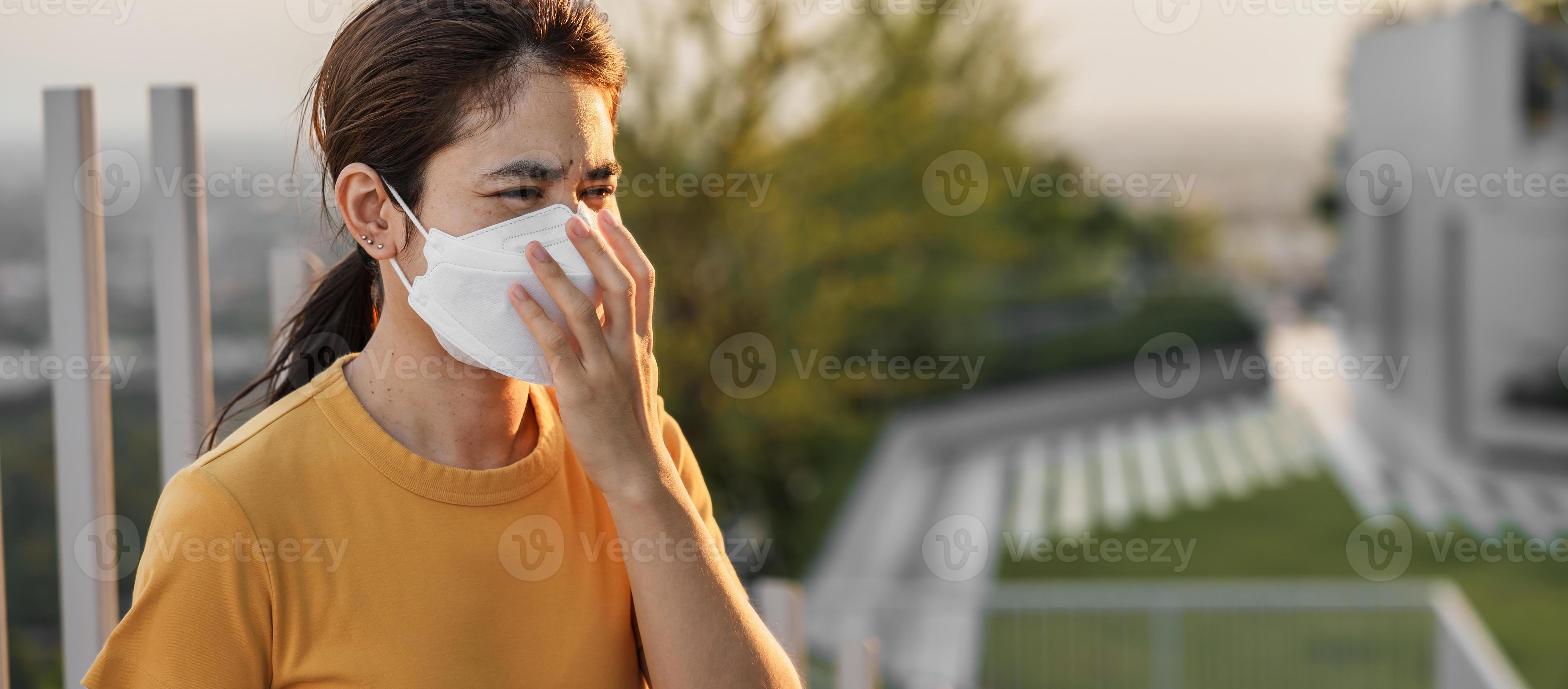joven asiático mujer vistiendo n95 respiratorio máscara proteger y filtrar pm2.5 o particulado ...