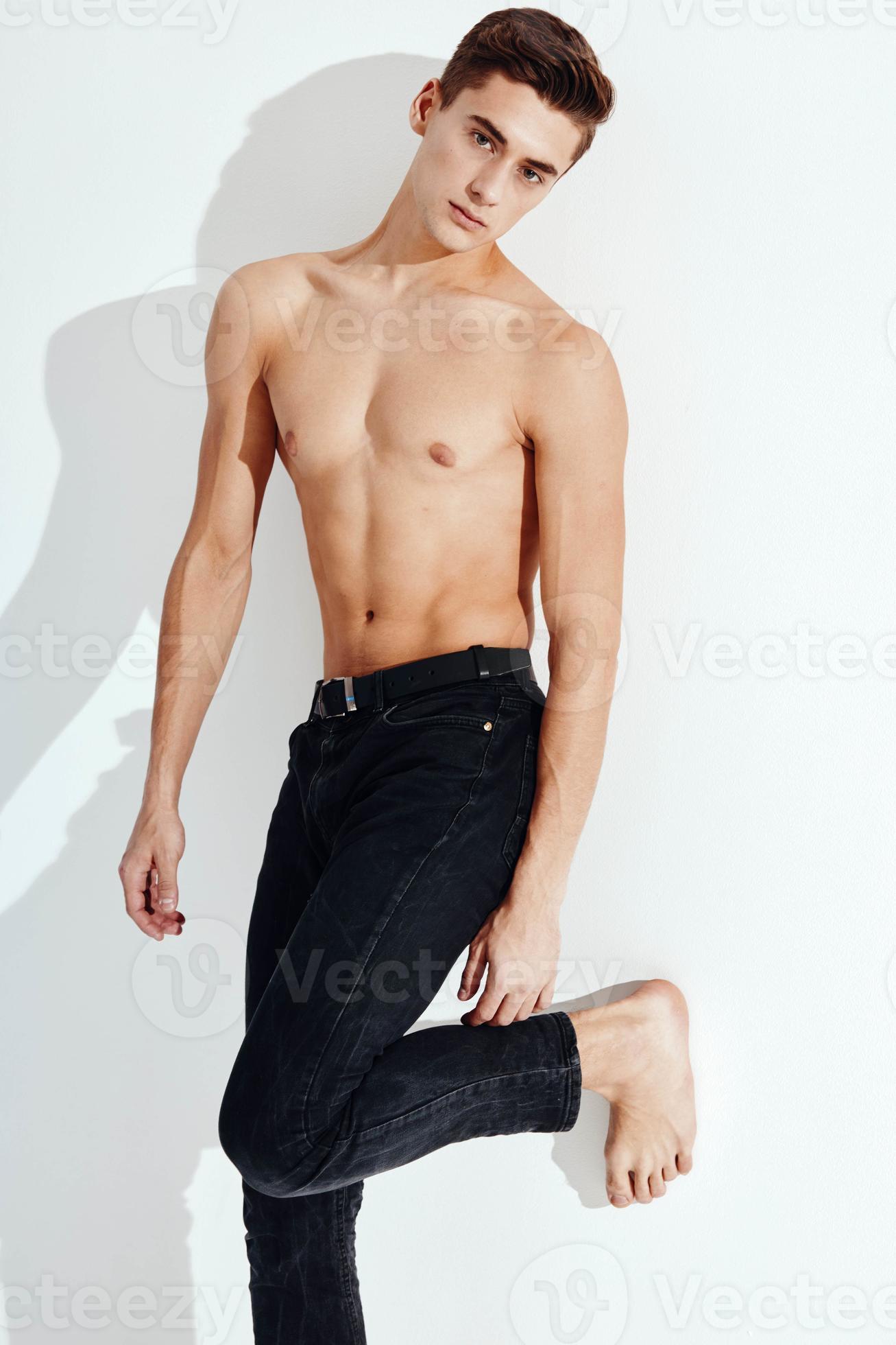 Hermoso Chico Con Un Desnudo Torso Soportes En Uno Pierna En Contra El Pared 22458078 Foto De