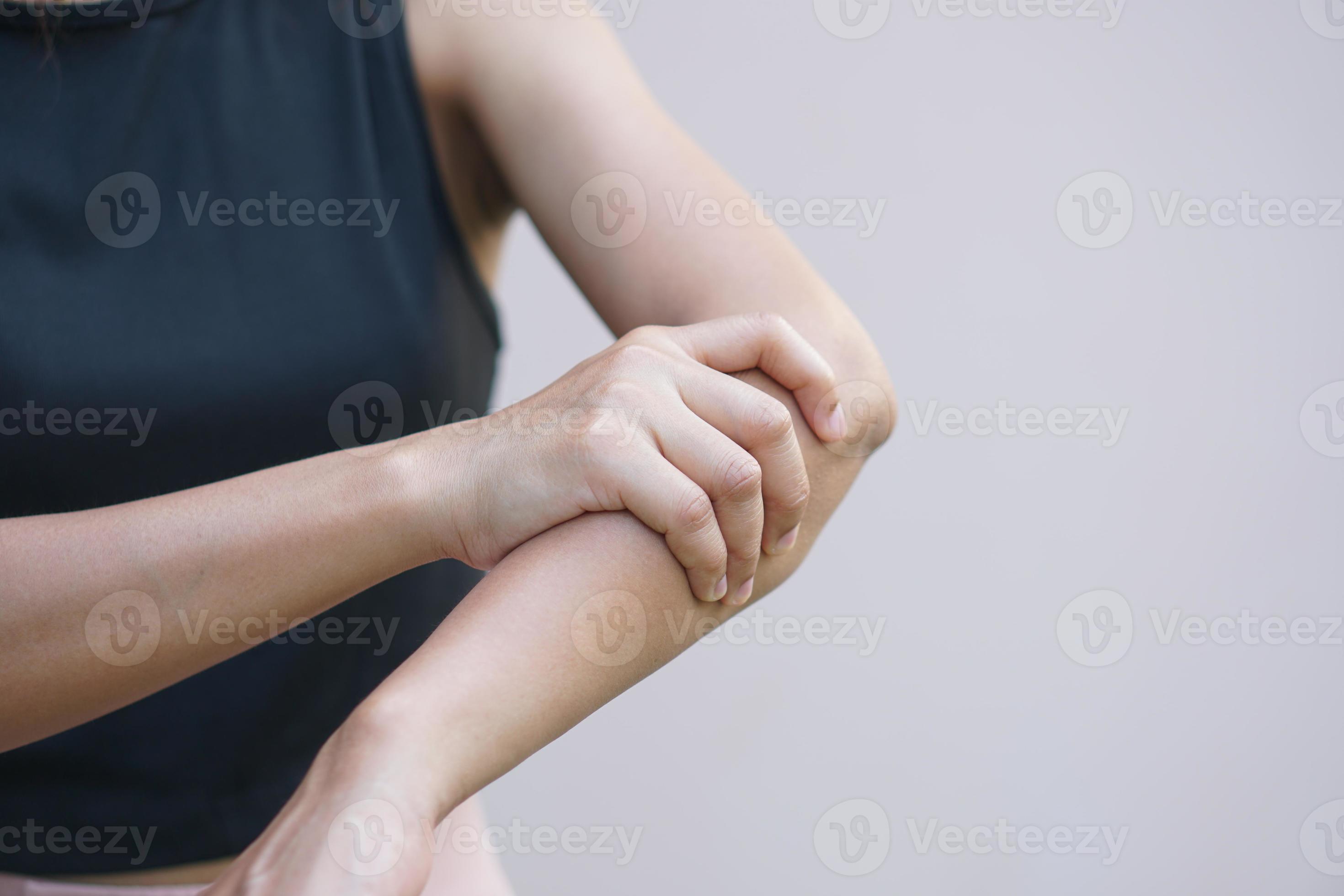 asiático mujer tener músculo debilidad y entumecimiento en su brazos. 22557915 Foto de stock en ...