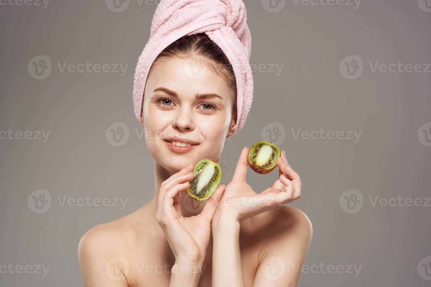 Pretty Woman Naked Shoulders Spa Treatments Clear Kiwi Skin In Hands