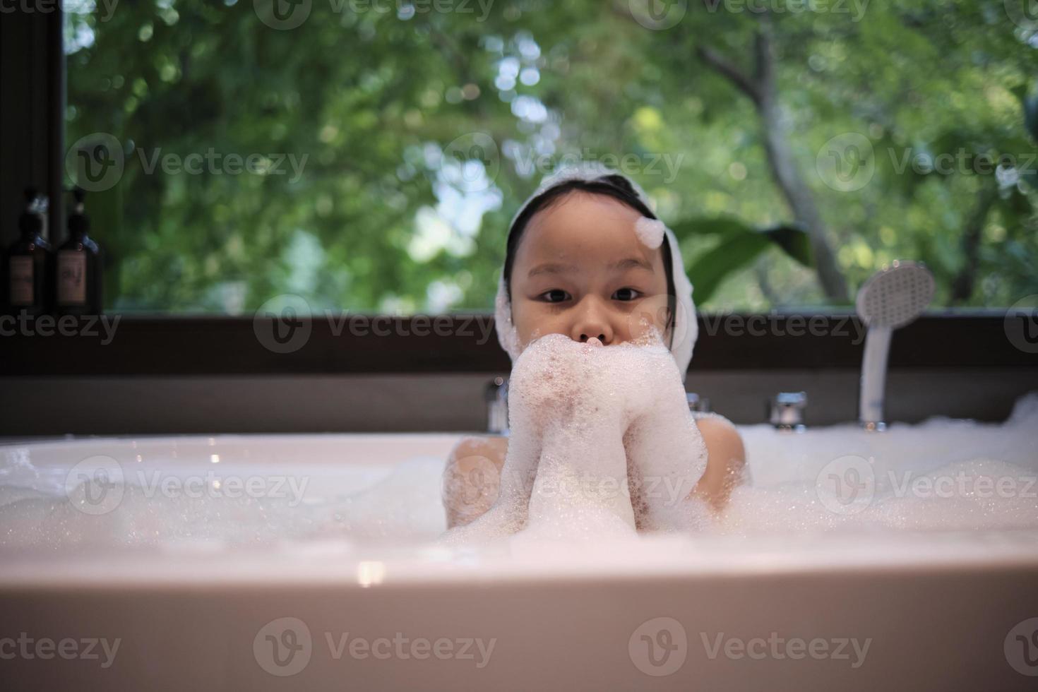 Retrato De Uno Asiático Pequeño Linda Niña Con Felicidad Y Divertido Jugando Con Cuerpo Jabón