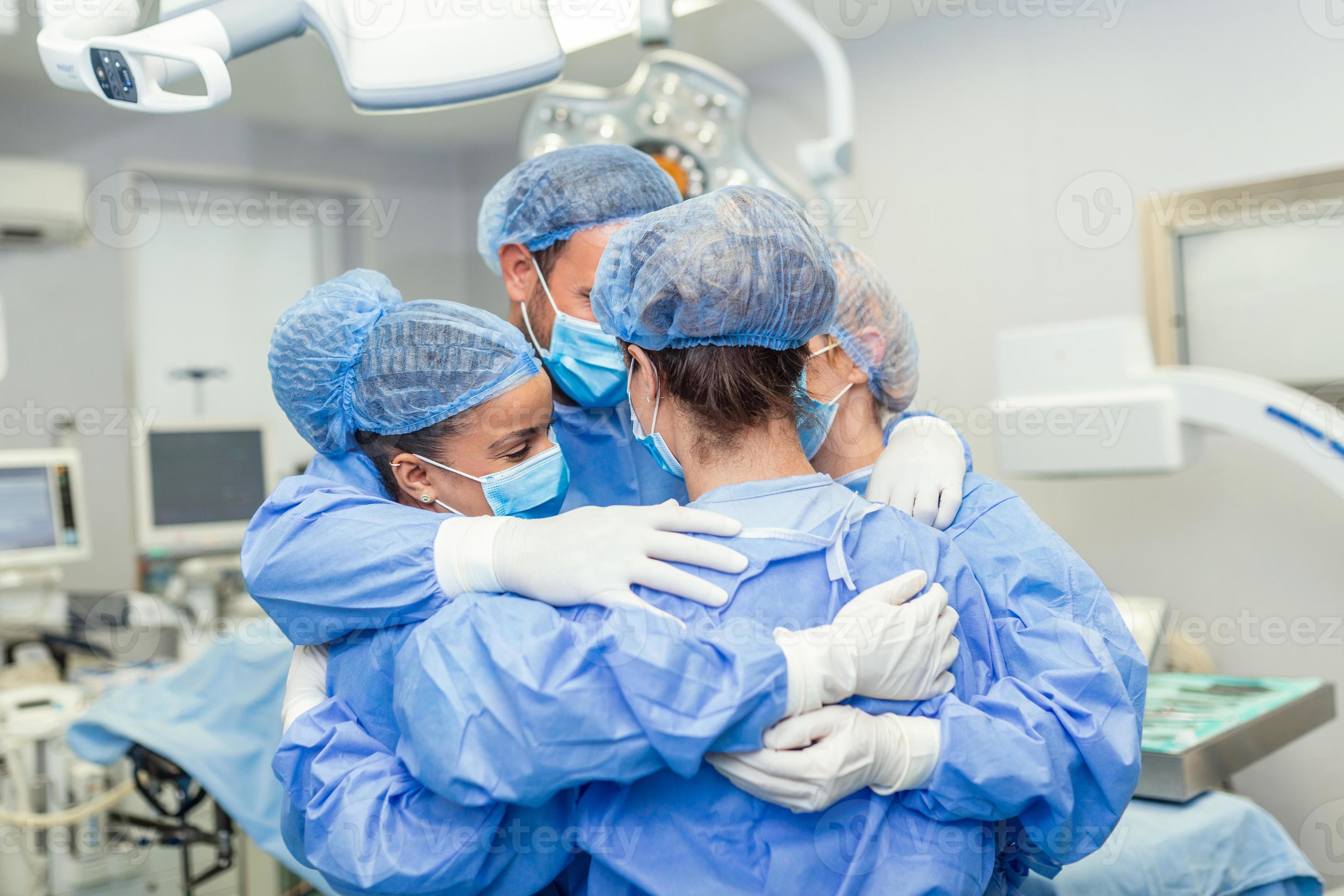 Profesionales Médicos Abrazándose Unos A Otros En La Uci Los Médicos Y