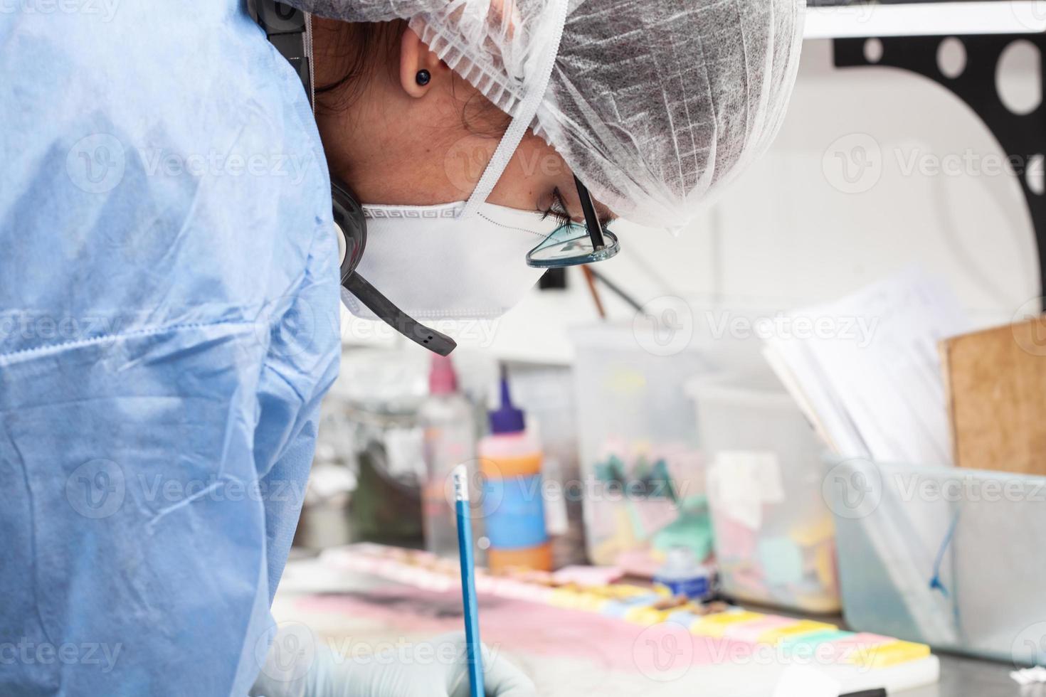 científico Procesando biopsia muestras a el patología laboratorio a ser incrustado en parafina ...