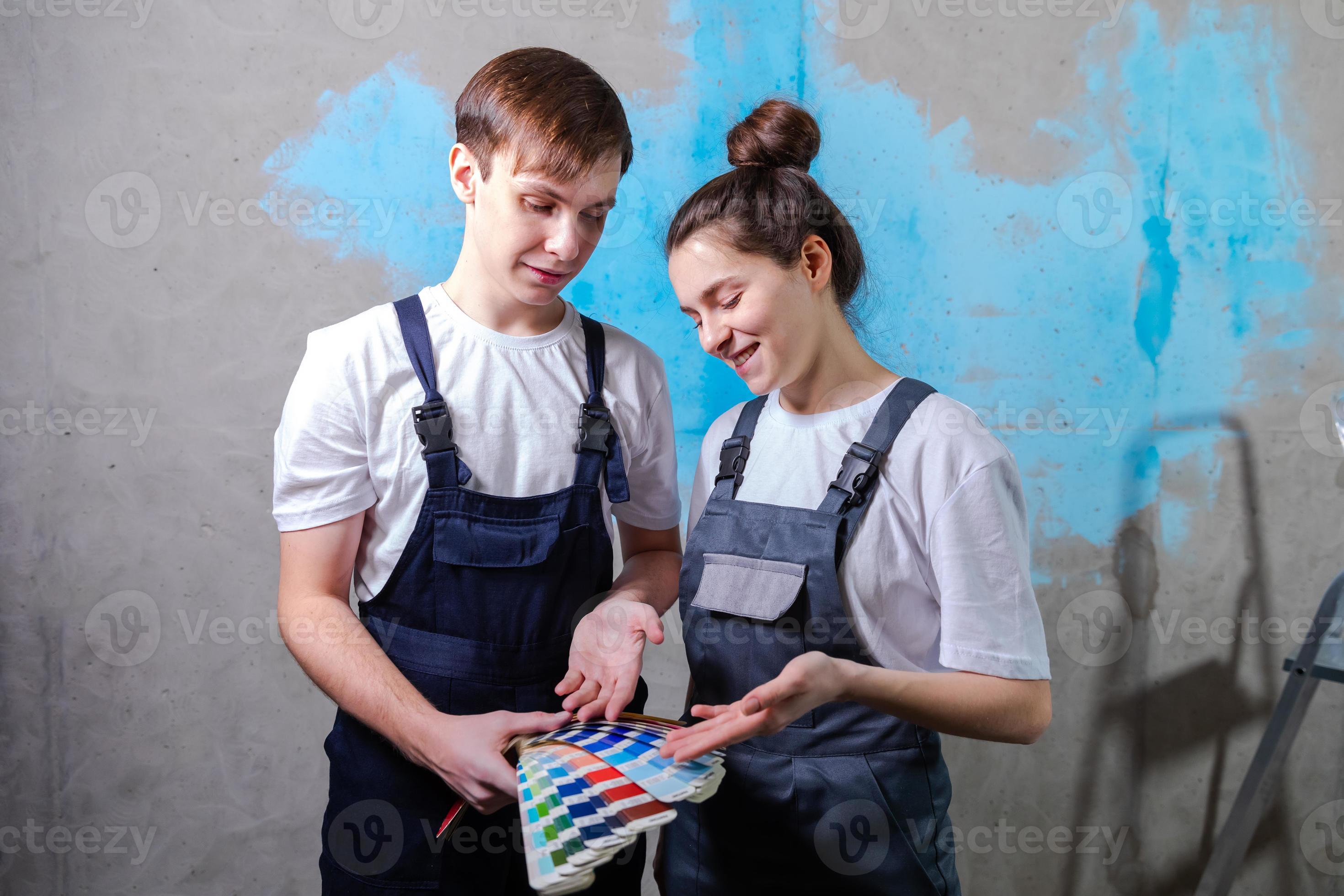 House decoration DIY renovation concept. Happy couple in empty room of ...