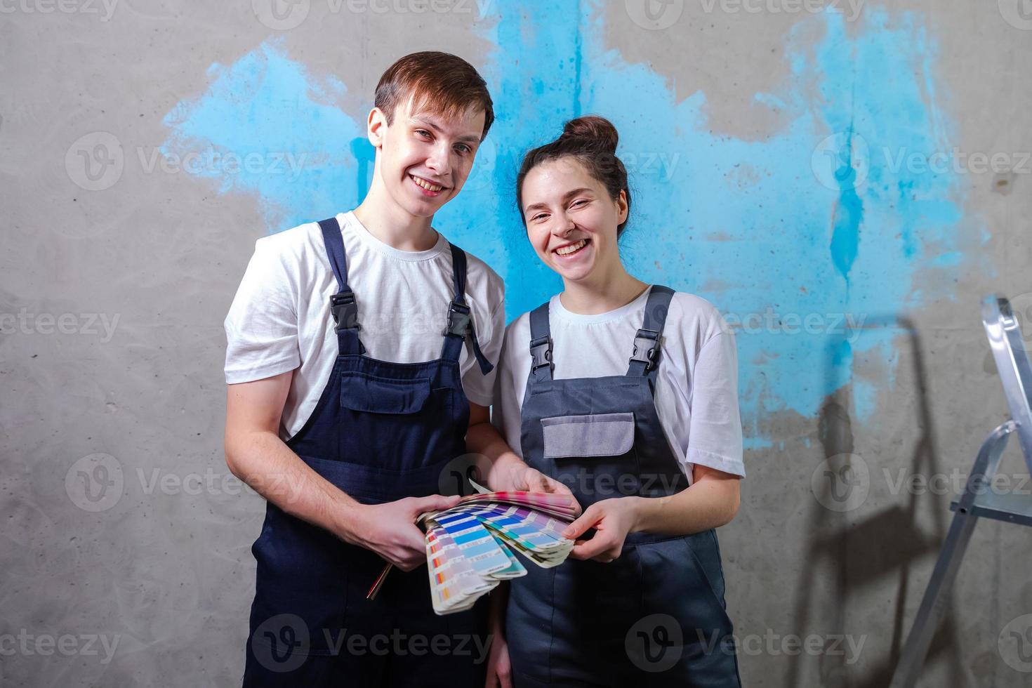 House decoration DIY renovation concept. Happy couple in empty room of ...