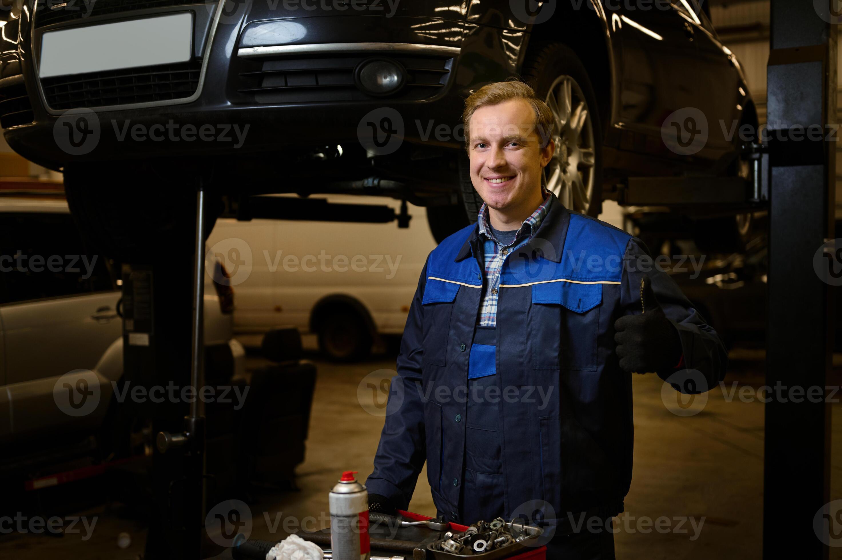 profesional retrato de un hermoso caucásico hombre, auto mecánico ... profesional retrato de un hermoso caucásico hombre, auto mecánico ...