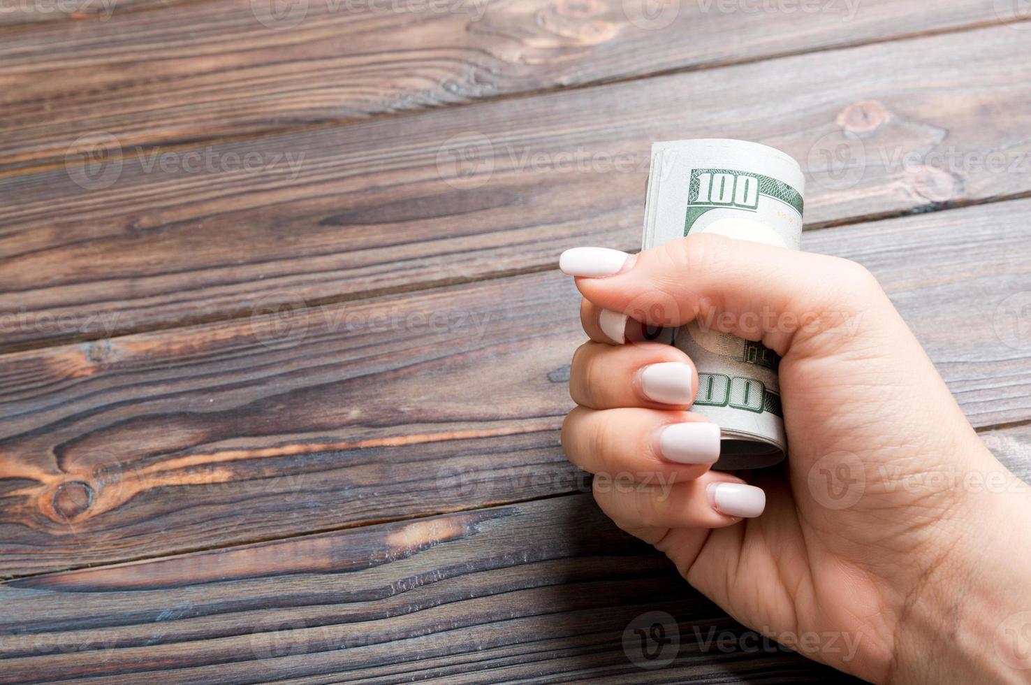 perspectiva ver de hembra mano participación un paquete de dinero en de ... perspectiva ver de hembra mano participación un paquete de dinero en de ...