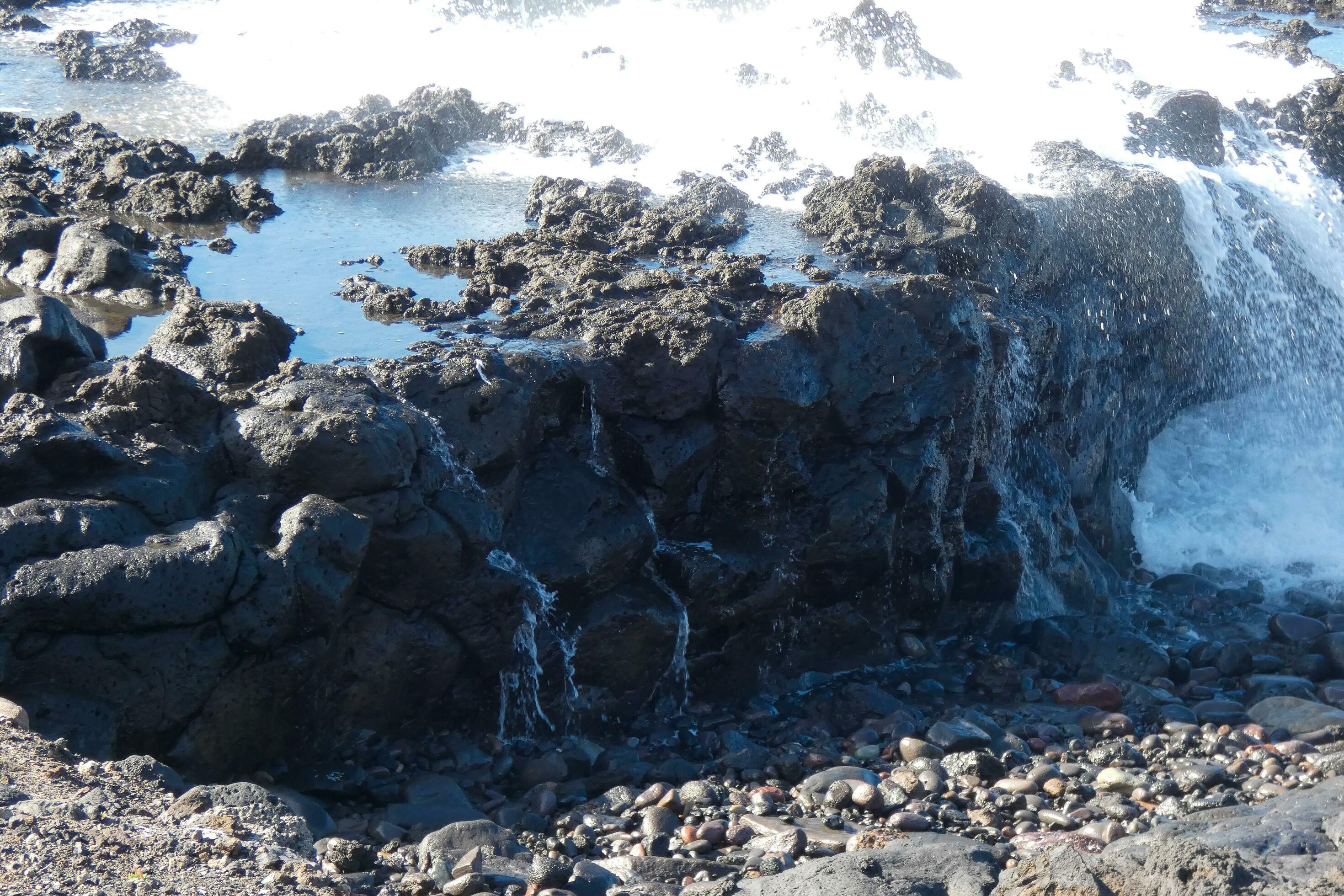 Large Waves Crashing Against The Rocks In The Ocean 23327365 Stock