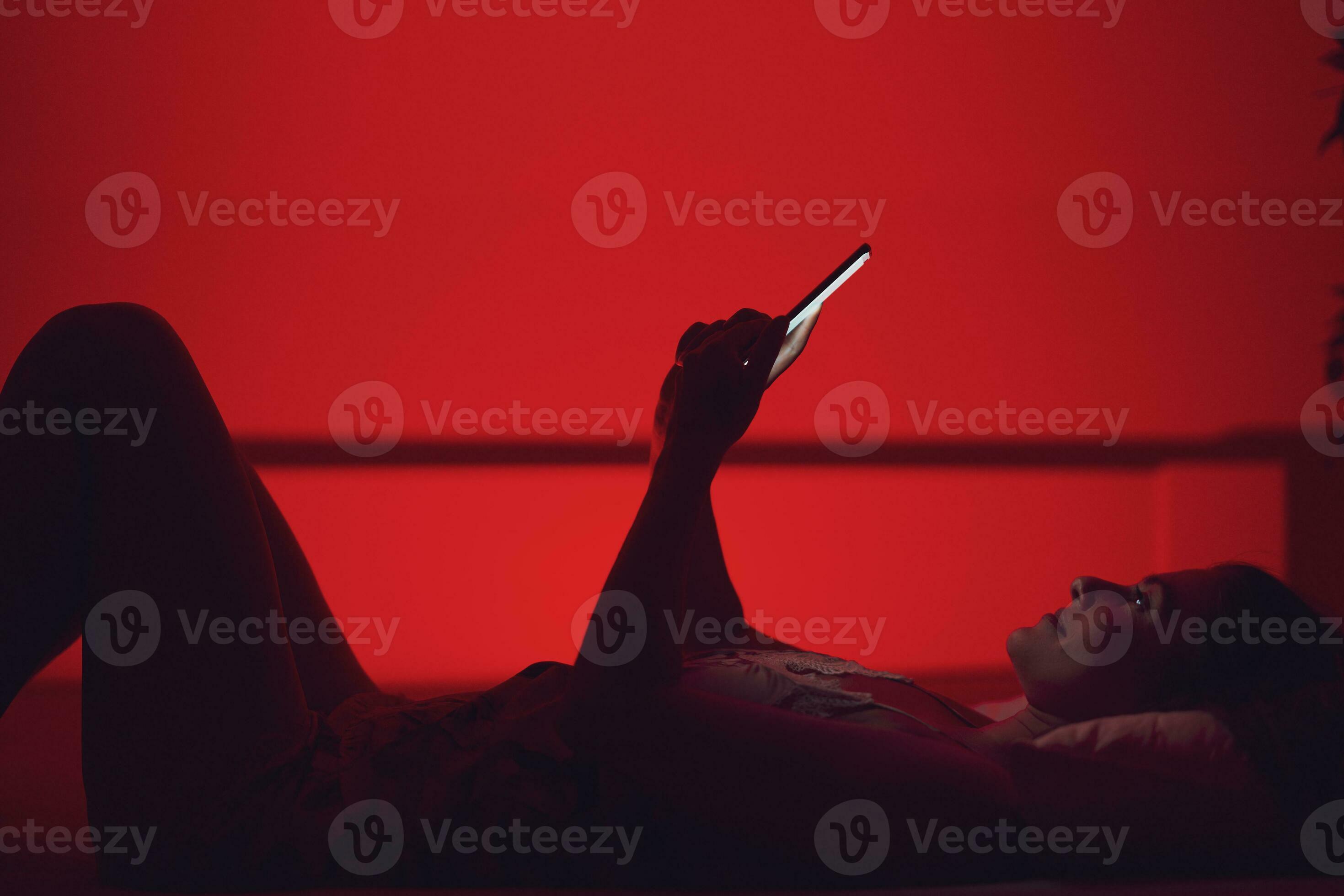 Woman At Night In Bed With Phone 23413142 Stock Photo At Vecteezy woman-at-night-in-bed-with-phone-23413142-stock-photo-at-vecteezy