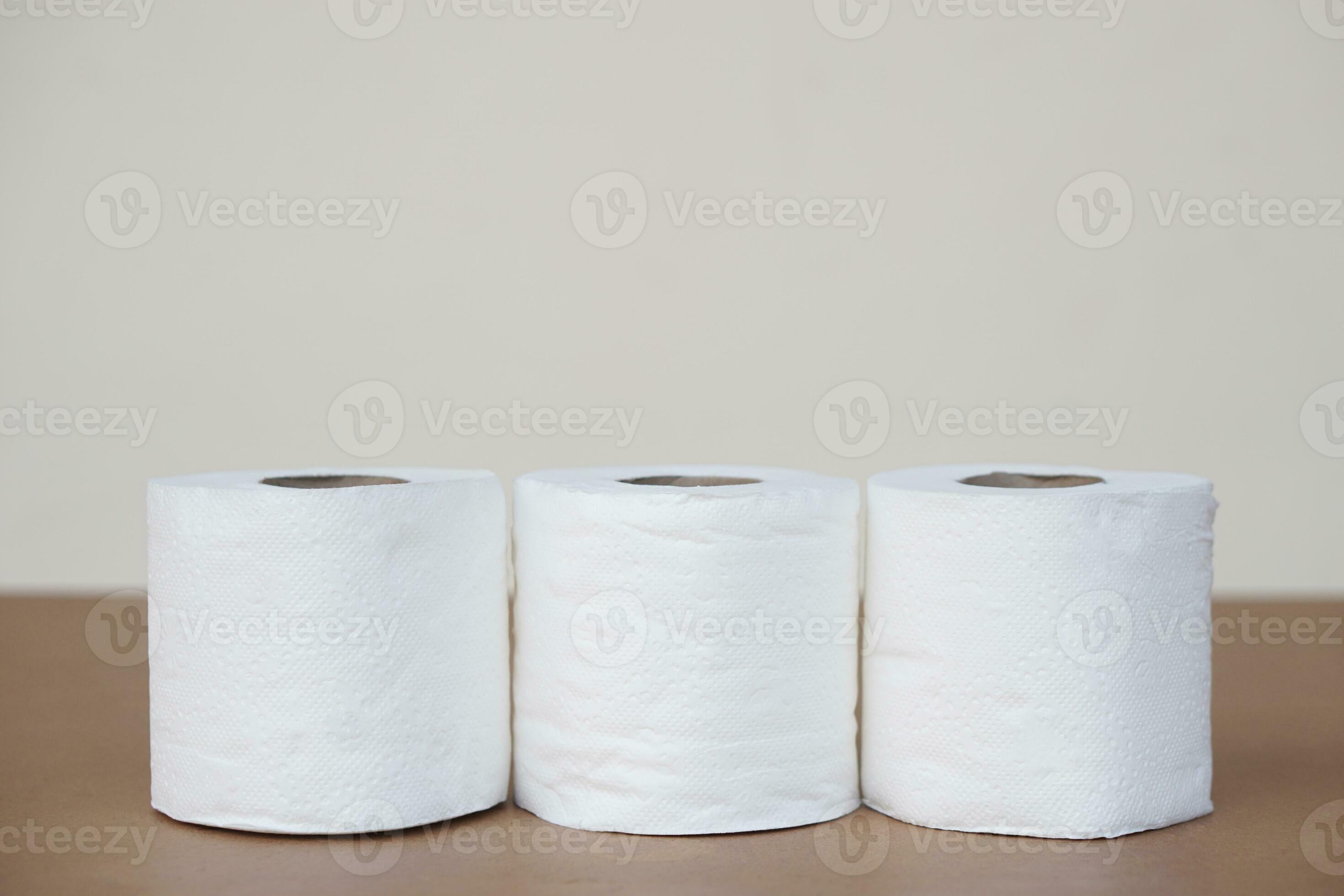 Tres rollos de suave blanco baño pañuelo de papel papel. concepto ... Tres rollos de suave blanco baño pañuelo de papel papel. concepto ...