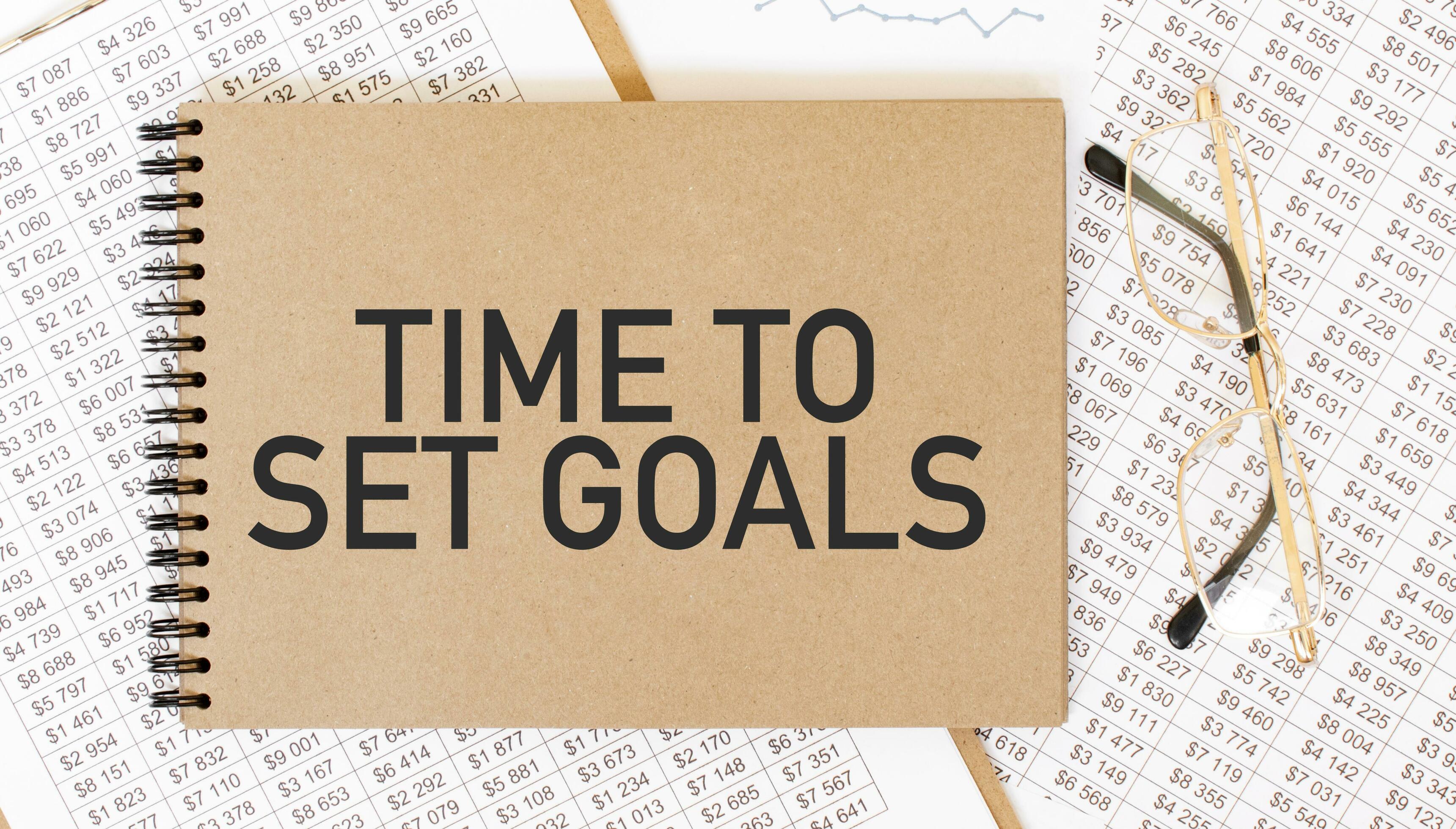 Craft colour notepad with text TIME TO SET GOALS. Notepad with eyeglasses and text documents ...