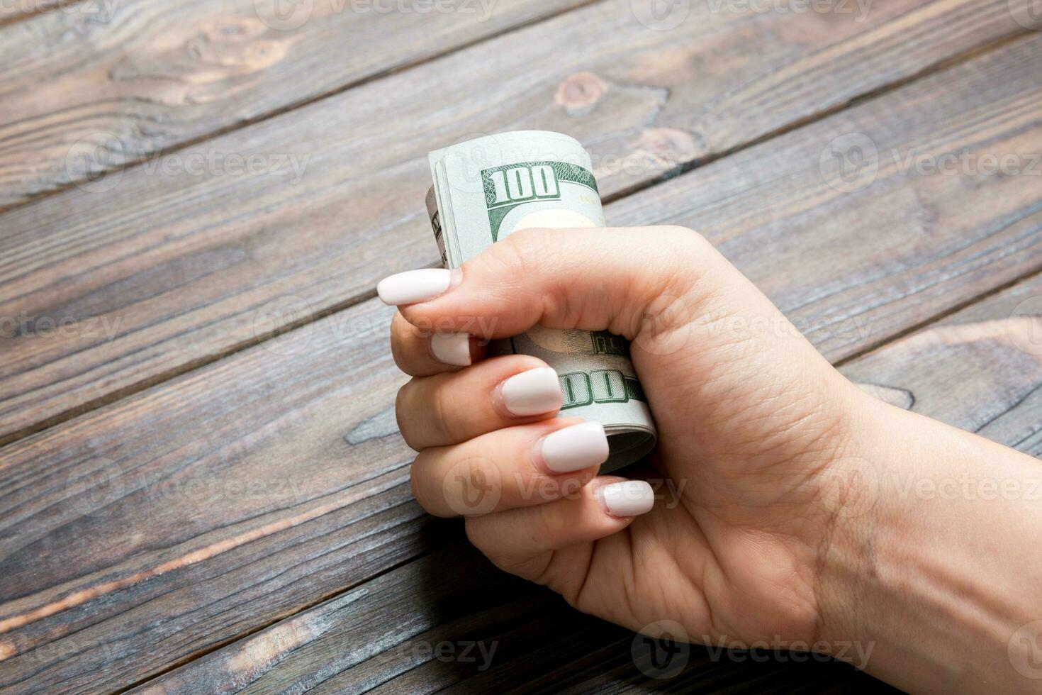 perspectiva ver de hembra mano participación un paquete de dinero en de ... perspectiva ver de hembra mano participación un paquete de dinero en de ...