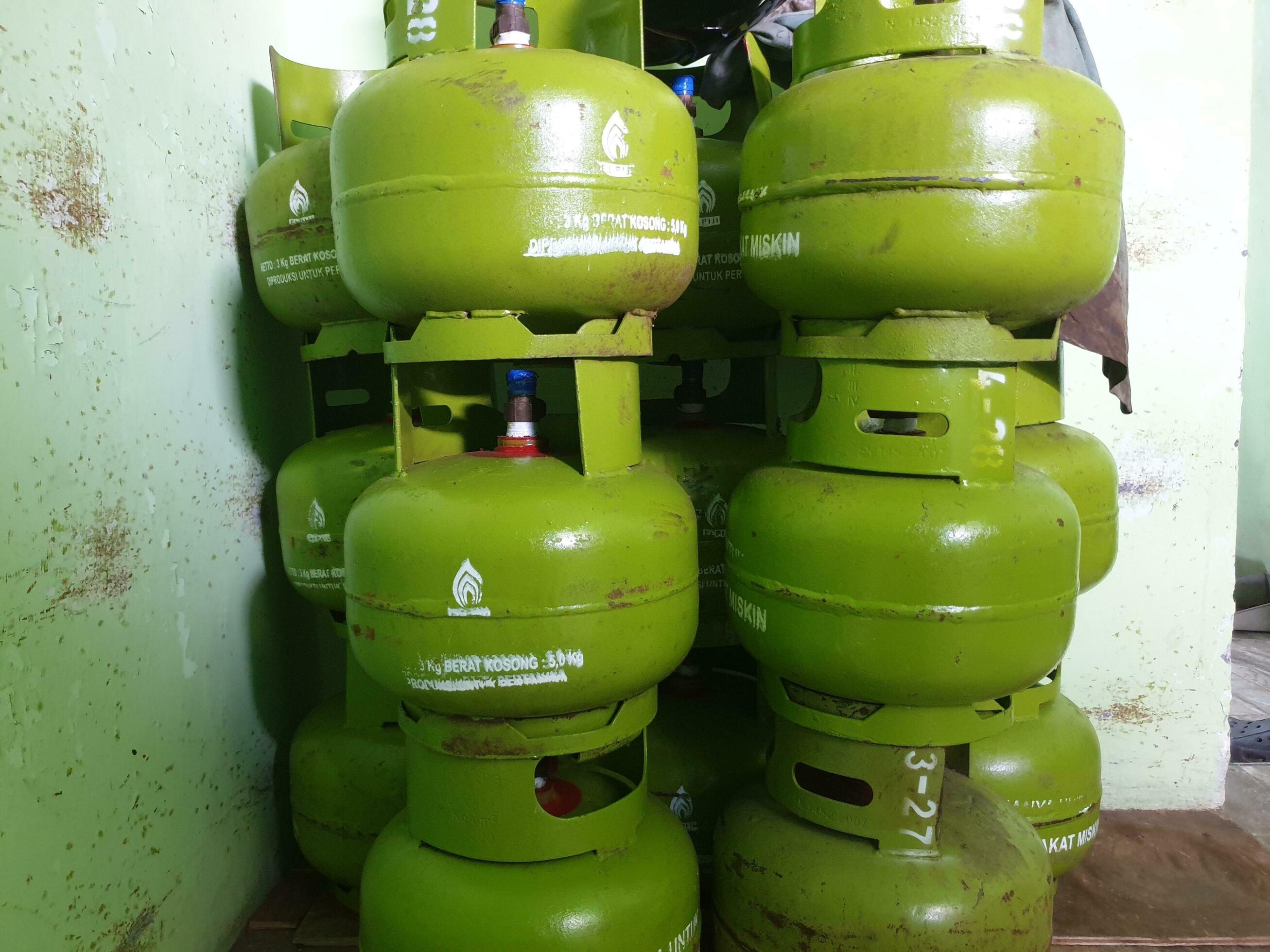 Tegal, May 2023. 3 kg LPG gas cylinders or liquid petroleum gas ... Tegal, May 2023. 3 kg LPG gas cylinders or liquid petroleum gas ...
