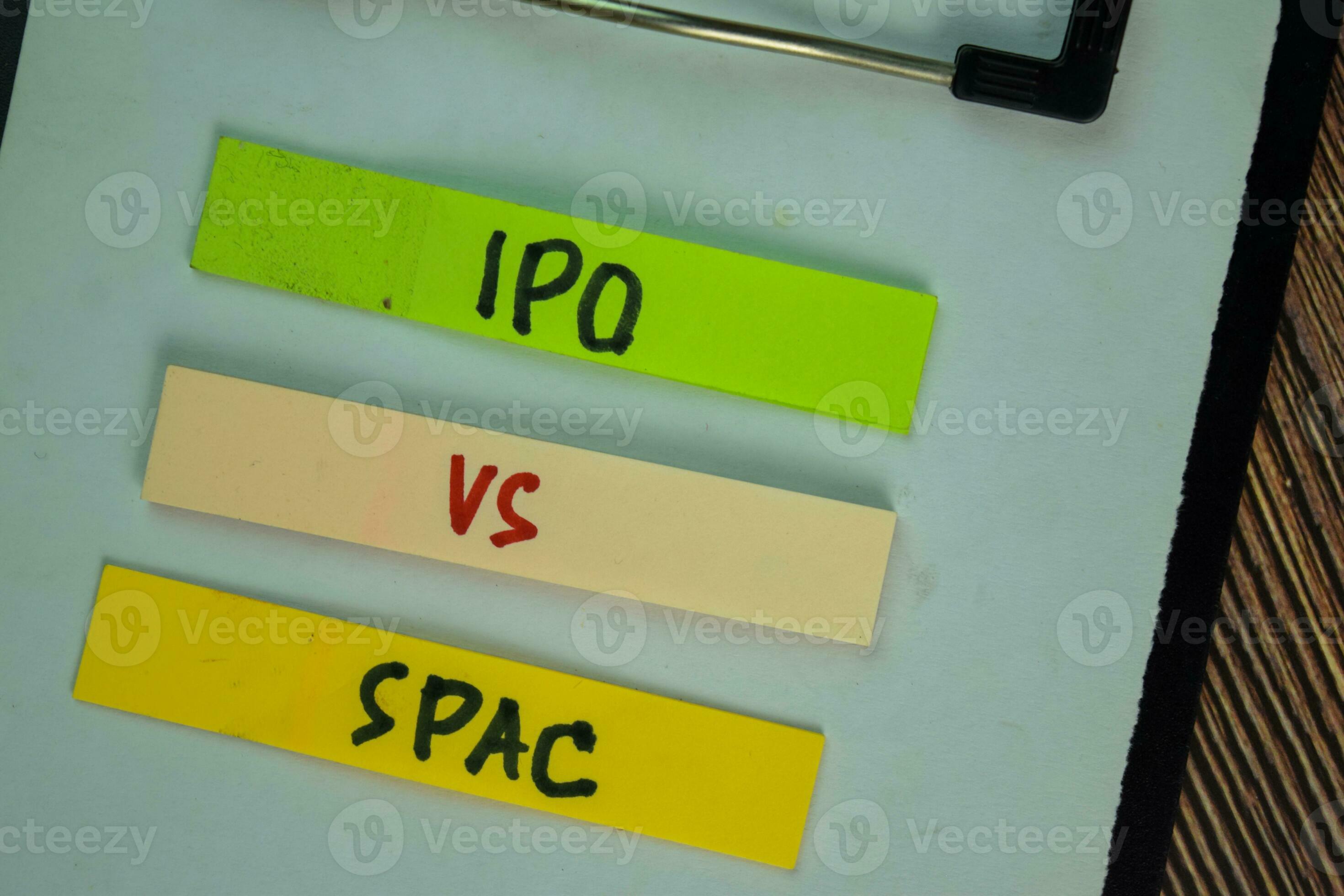 ipo vs espacio escribir en pegajoso notas aislado en de madera mesa. 23643493 Foto de stock en ...