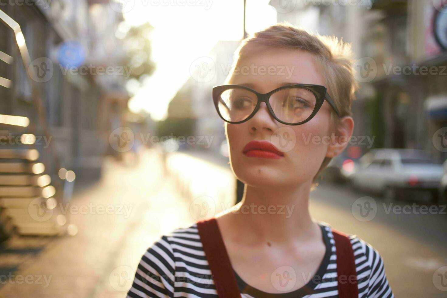 Corto Peludo Mujer Vistiendo Lentes Al Aire Libre Caminando Posando 23676214 Foto De Stock En