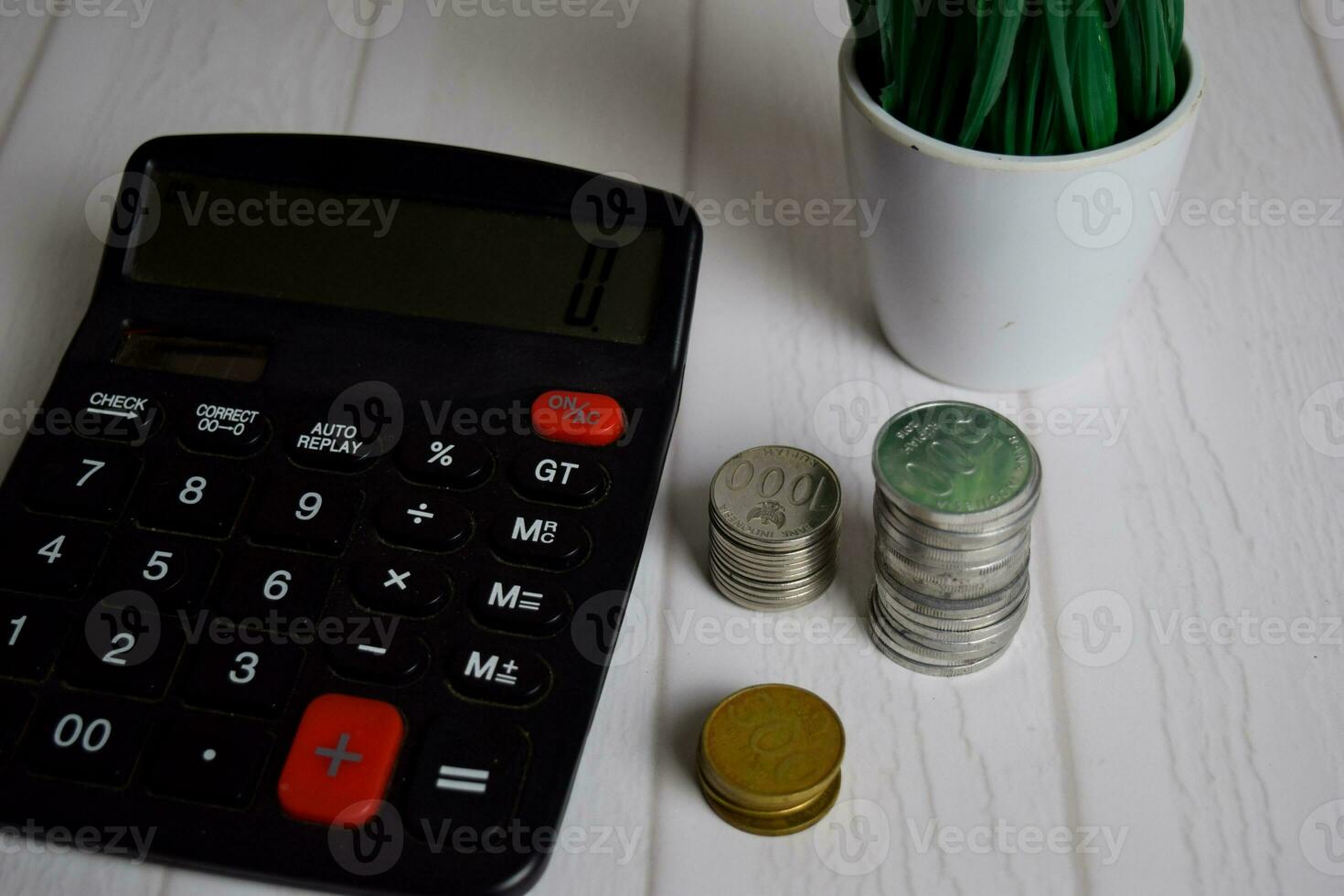 calculadora y el apilar de coint aislado en oficina escritorio. calculador salario o impuesto ...