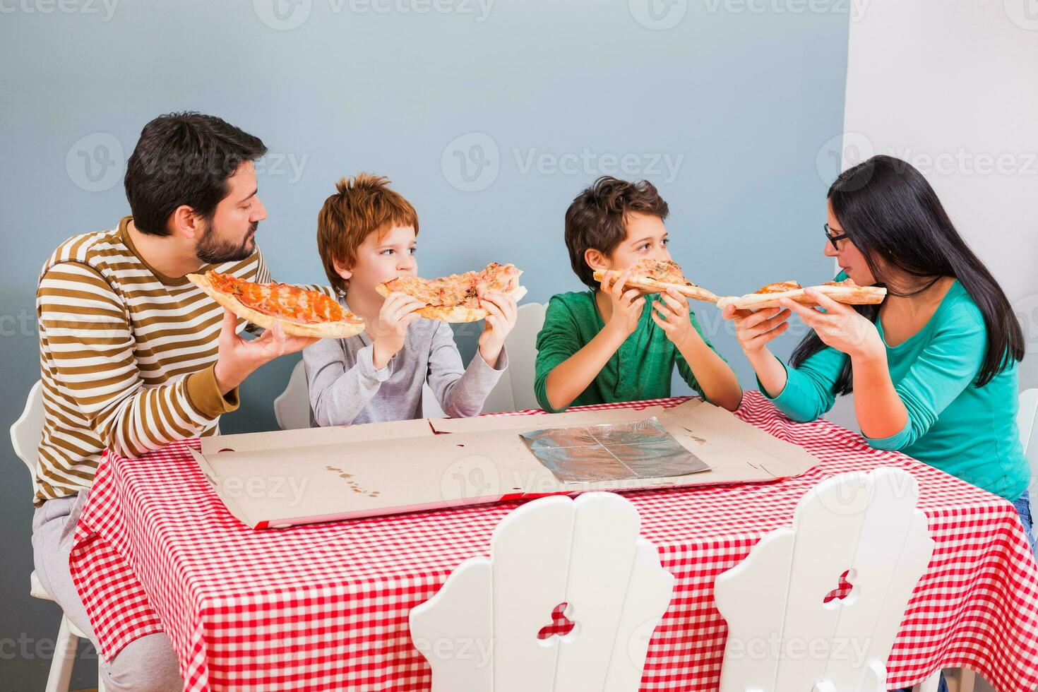 un familia comiendo Pizza 23910308 Foto de stock en Vecteezy
