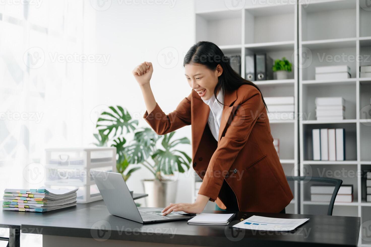 las mujeres de negocios asiáticas están encantadas y felices con el trabajo que hacen en su ...