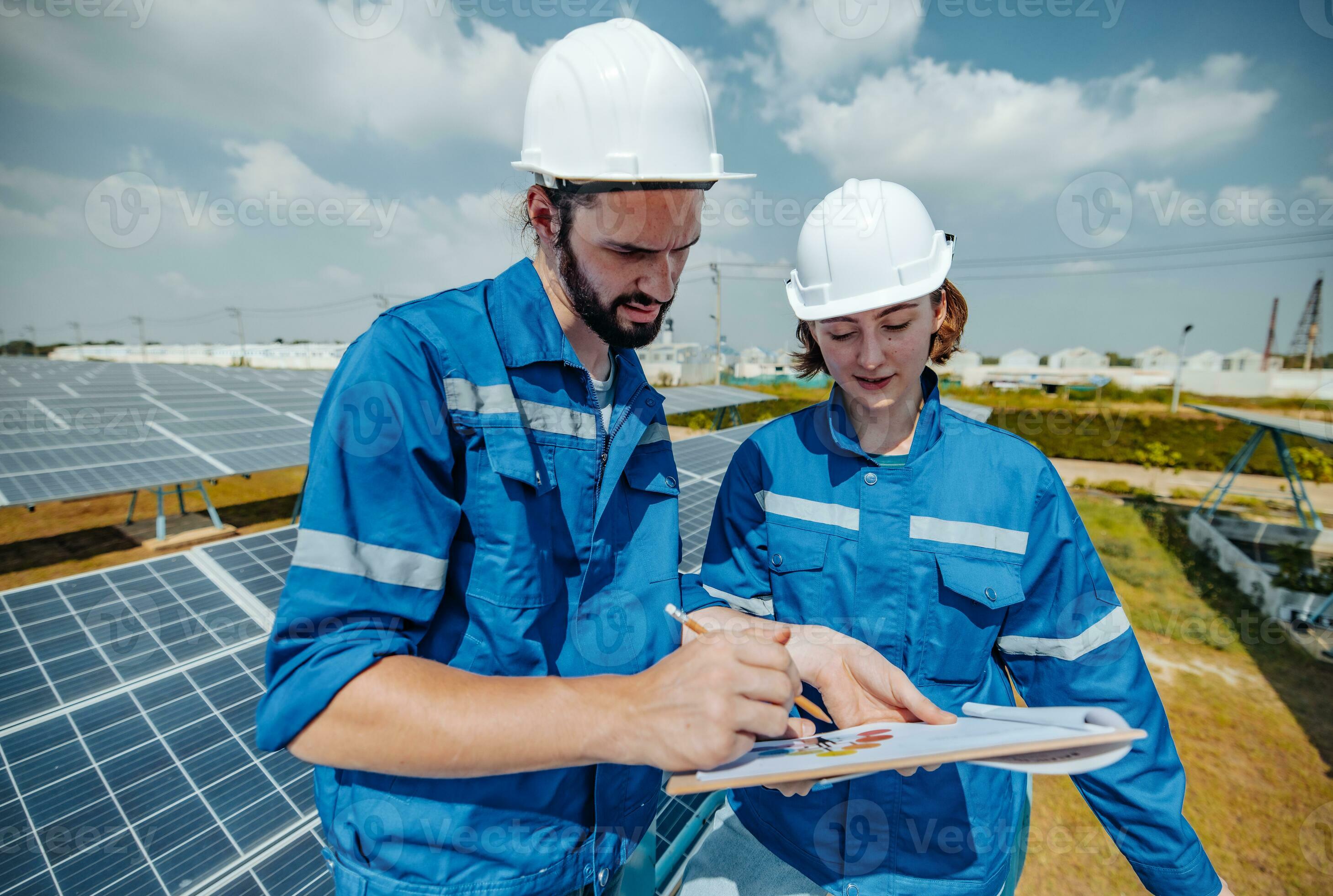 solar ingenieros visualmente examinar panel matrices en granja sitios ... solar ingenieros visualmente examinar panel matrices en granja sitios ...