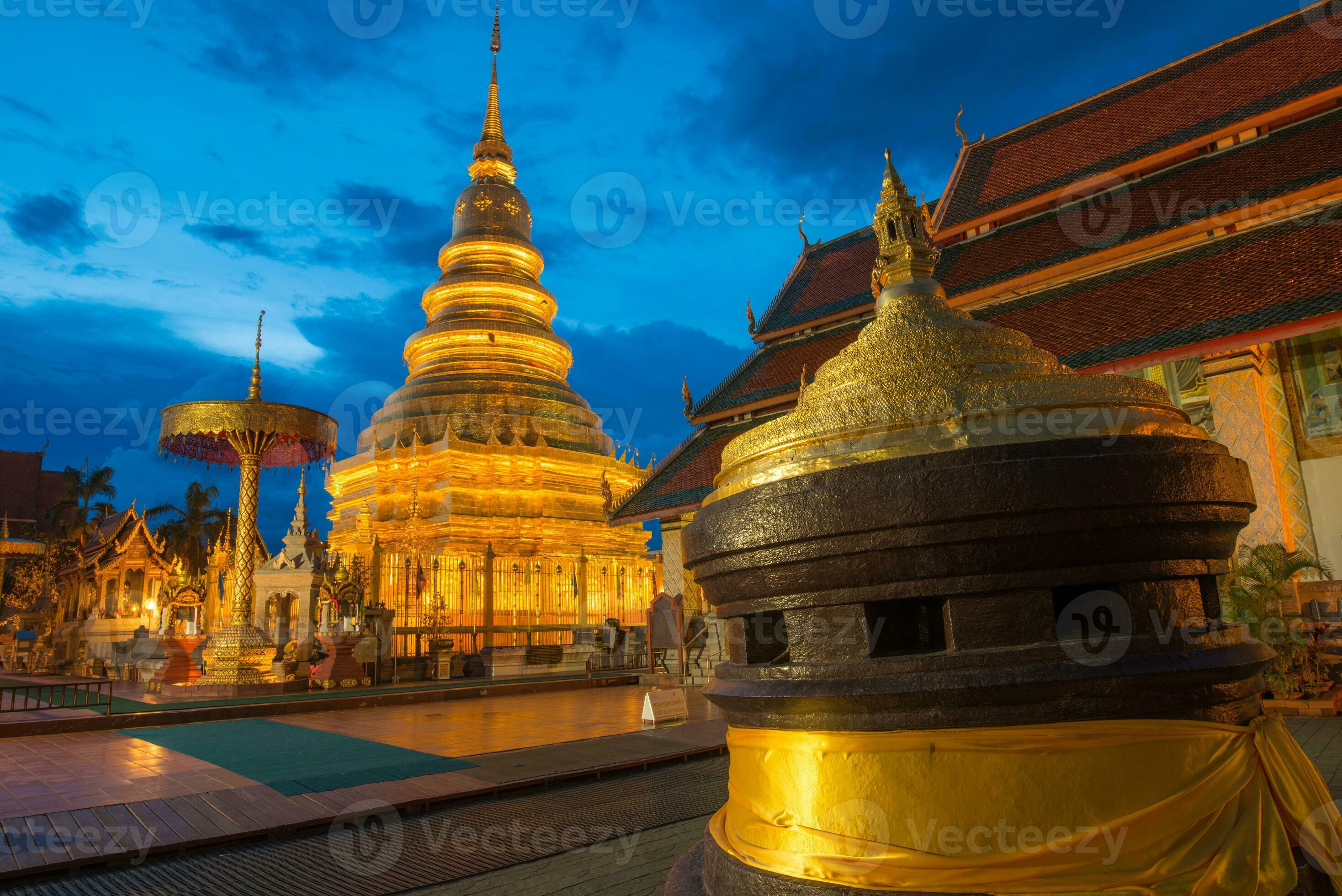 Wat Phra That Hariphunchai the iconic famous temple in Lamphun city, Northern Thailand at night ...