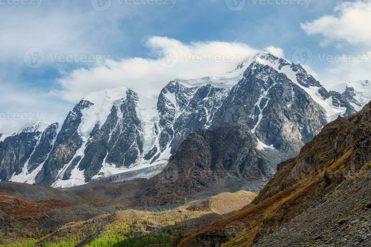 Picturesque mountain valley. Atmospheric scenery of snow mountain ridge ...