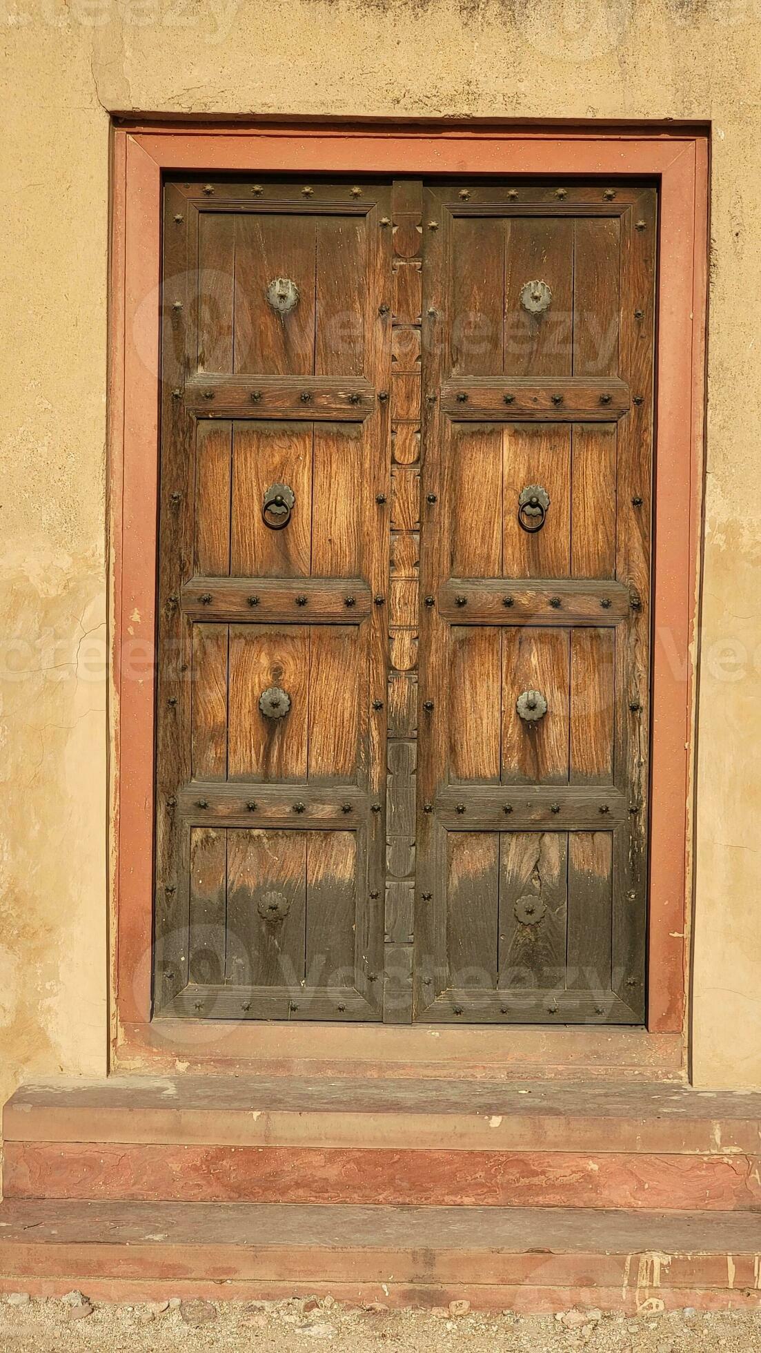 Beautiful wood door in Lahore fort 24857527 Stock Photo at Vecteezy