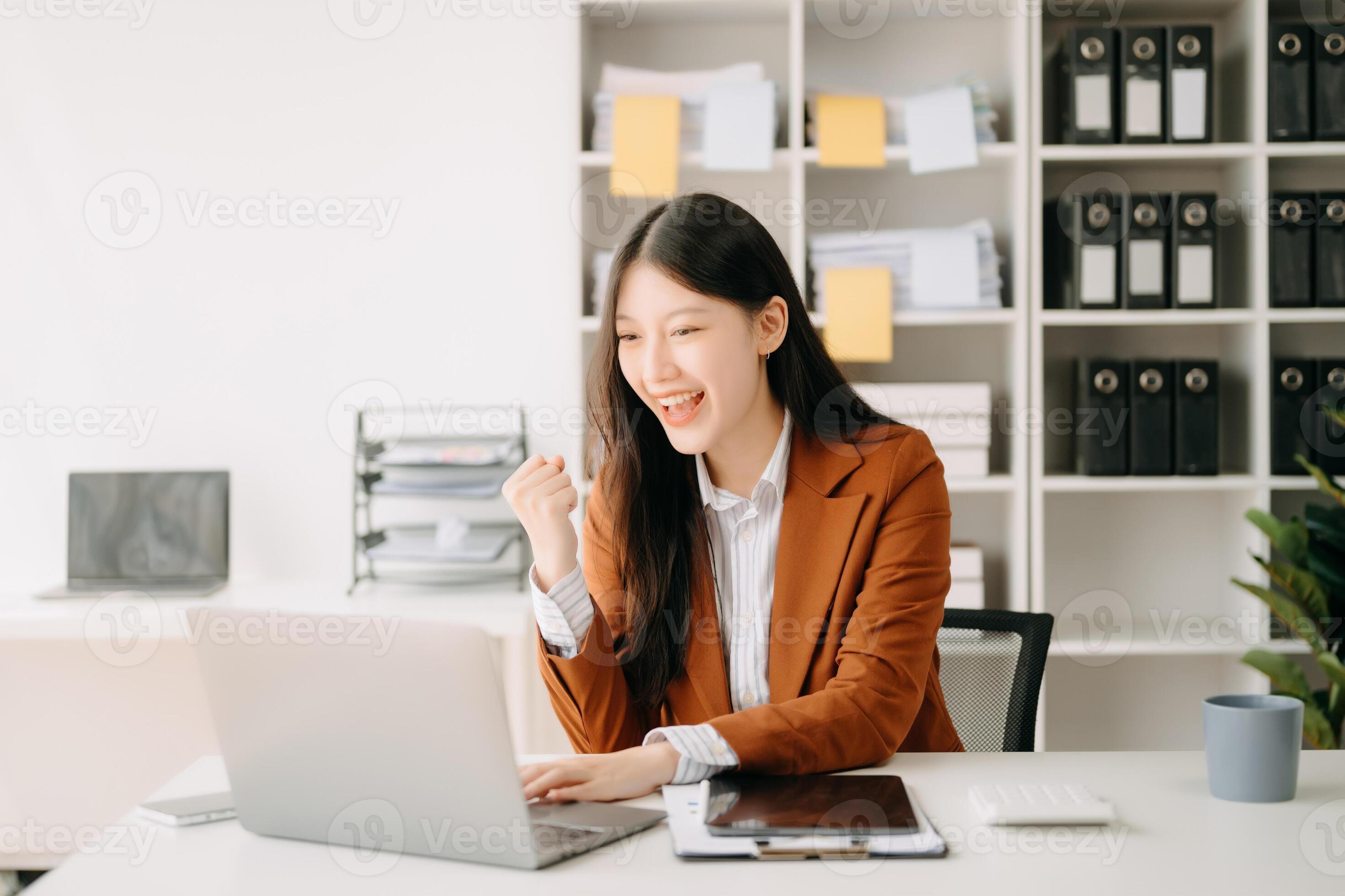 las mujeres de negocios asiáticas están encantadas y felices con el trabajo que hacen en su ...