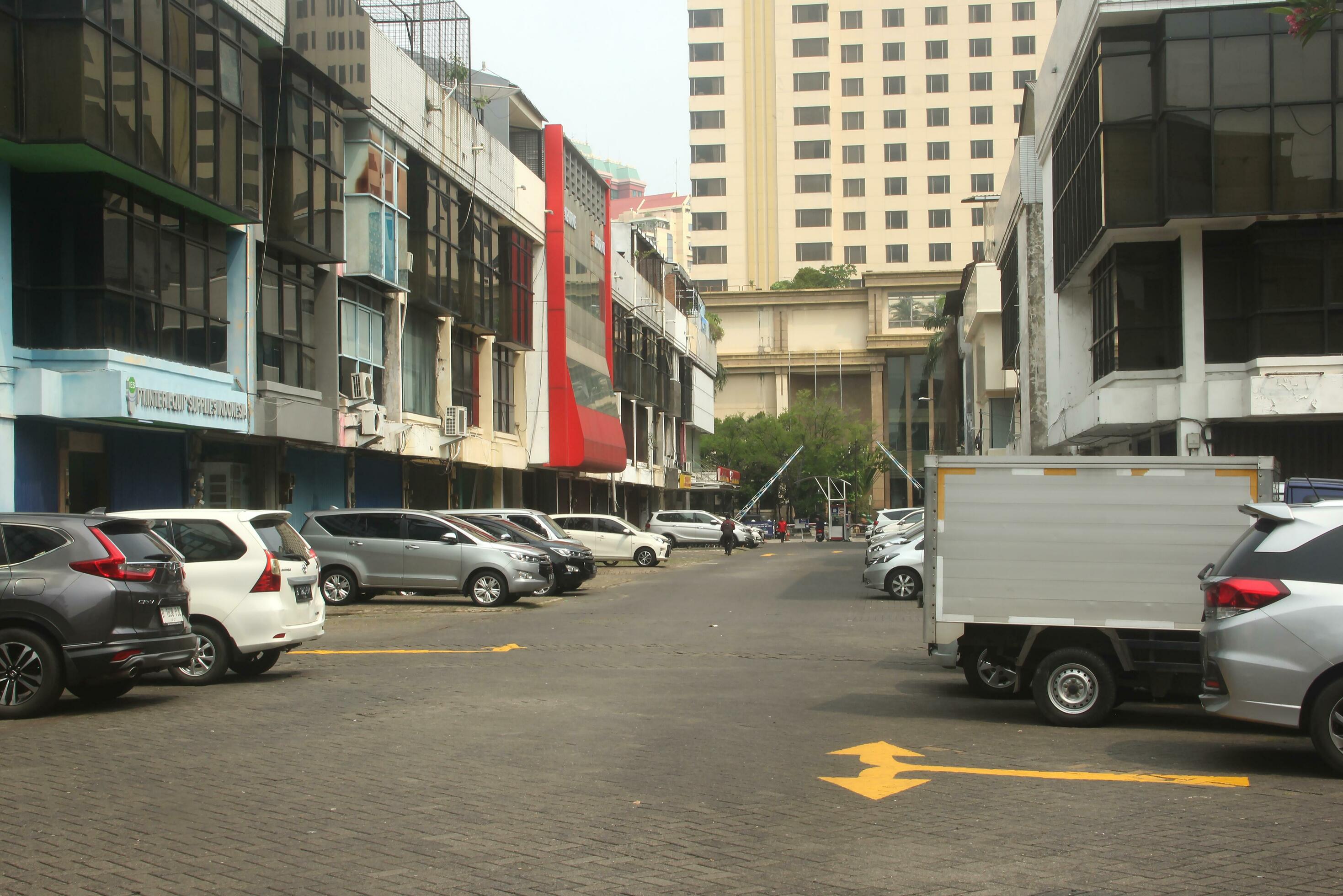 Jakarta, Indonesia - June 2nd, 2023 - Ruko bahan bangunan mangga dua selatan street with a lot ...