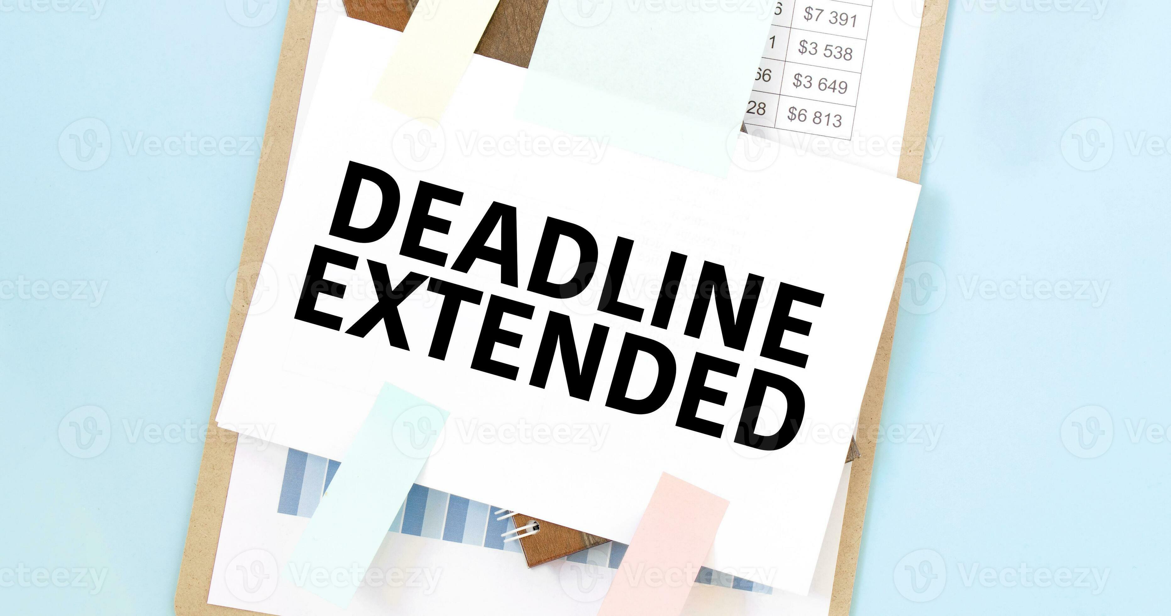 Paper plate with text take DEADLINE EXTENDED. Diagram, notepad and blue background 25073966 ...