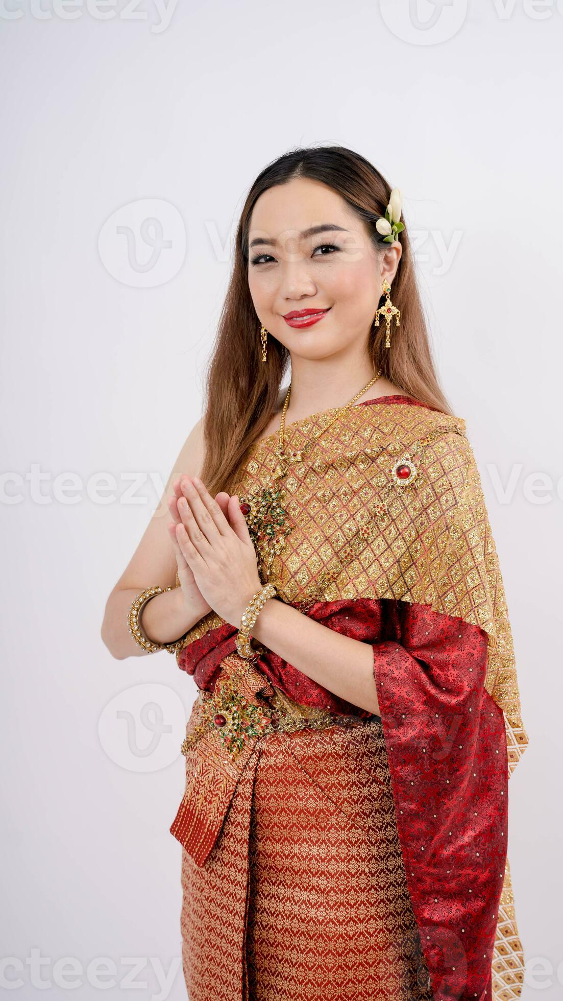Luxury portrait of a beautiful Thai woman in traditional thai costume ...