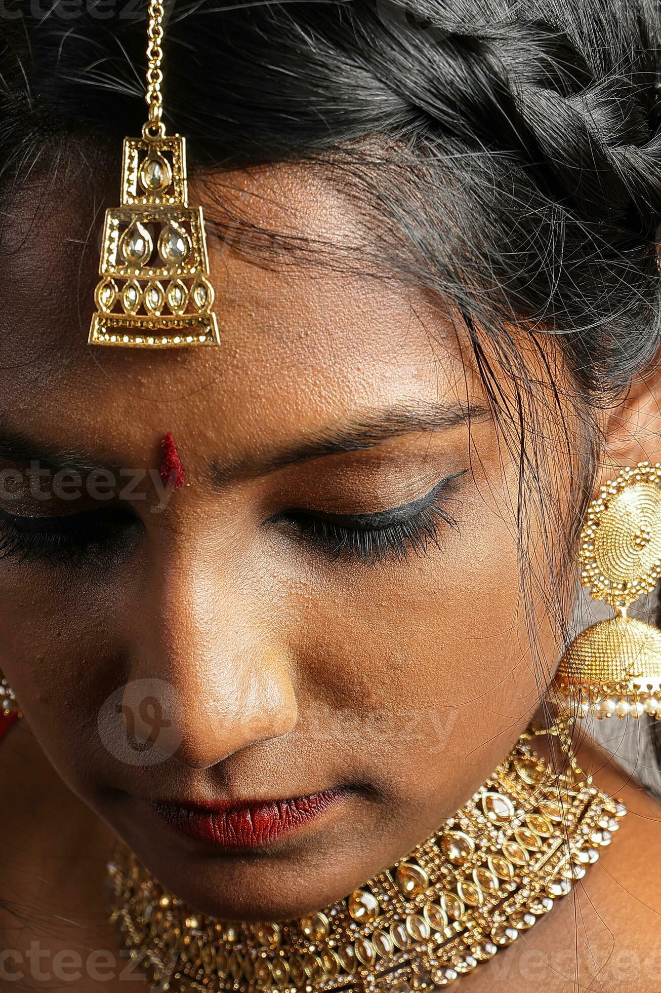 Beautiful young Indian lady posing expression 25556468 Stock Photo at ...