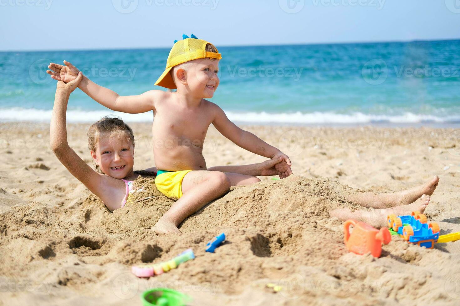 Hermano Y Hermana Jugar En El Playa Con El Plastico Juguetes Con Arenaniños Son Jugando En El