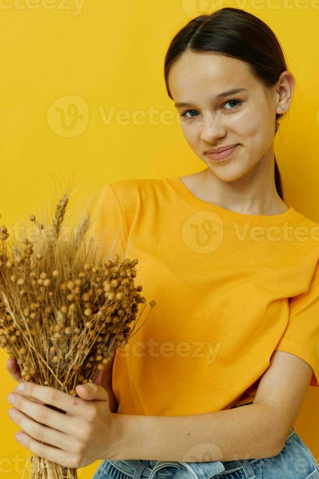 Photo Pretty Girl Fashion In Yellow T Shirt Dried Flowers Bouquet