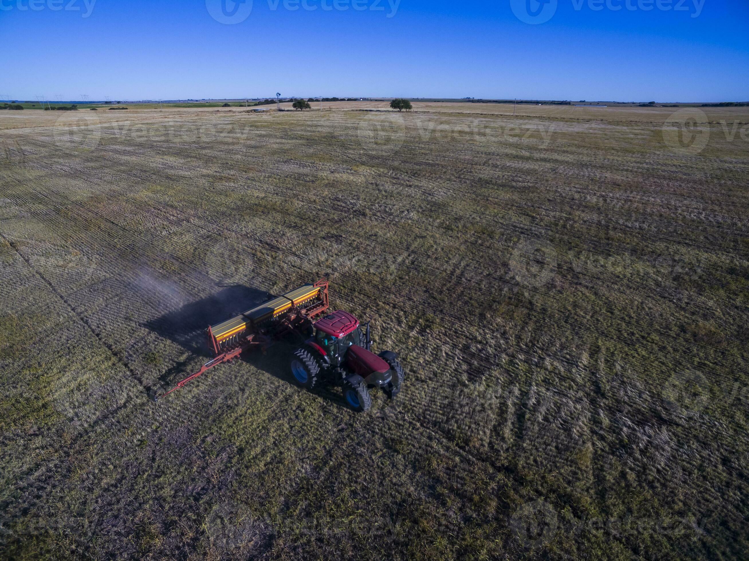 Tractor y maquinaria agricola , sembrando, La Pampa, Argentina 26193295 Stock Photo at Vecteezy