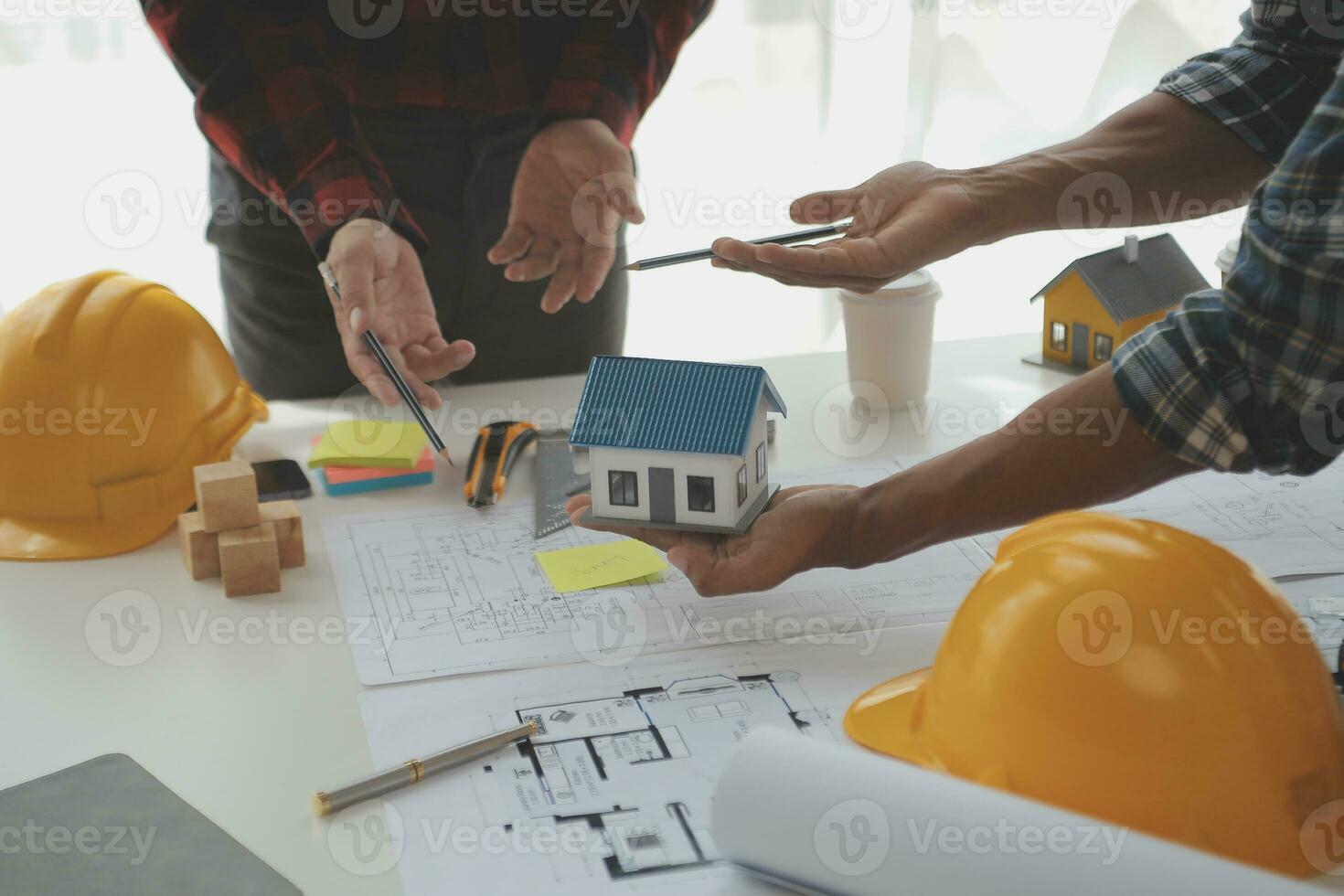 concepto de construcción y estructura de reunión de ingenieros o arquitectos para el proyecto ...