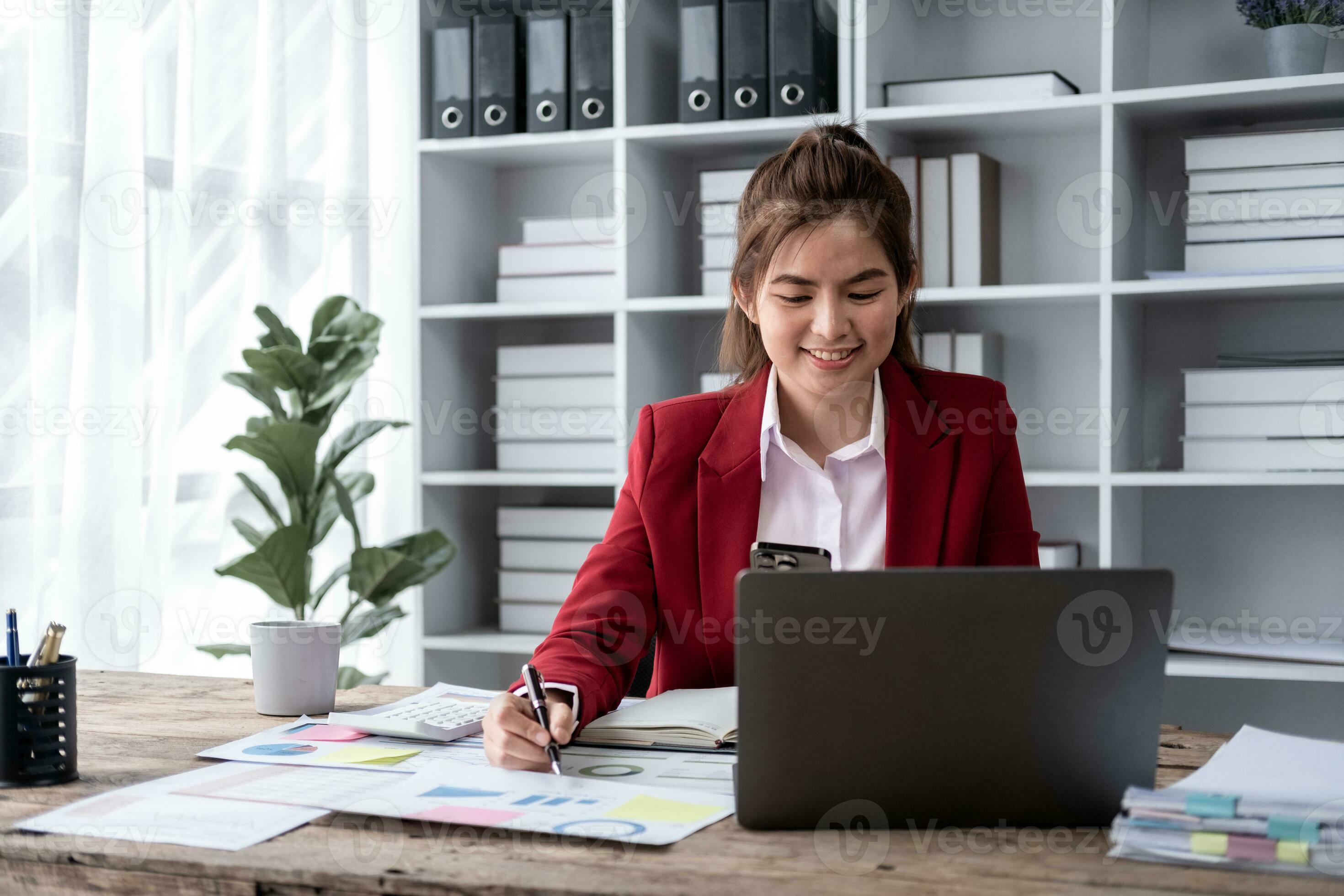 joven hermosa alegre exitoso contento mujer sonriente trabajando en oficina, gerente contador ...